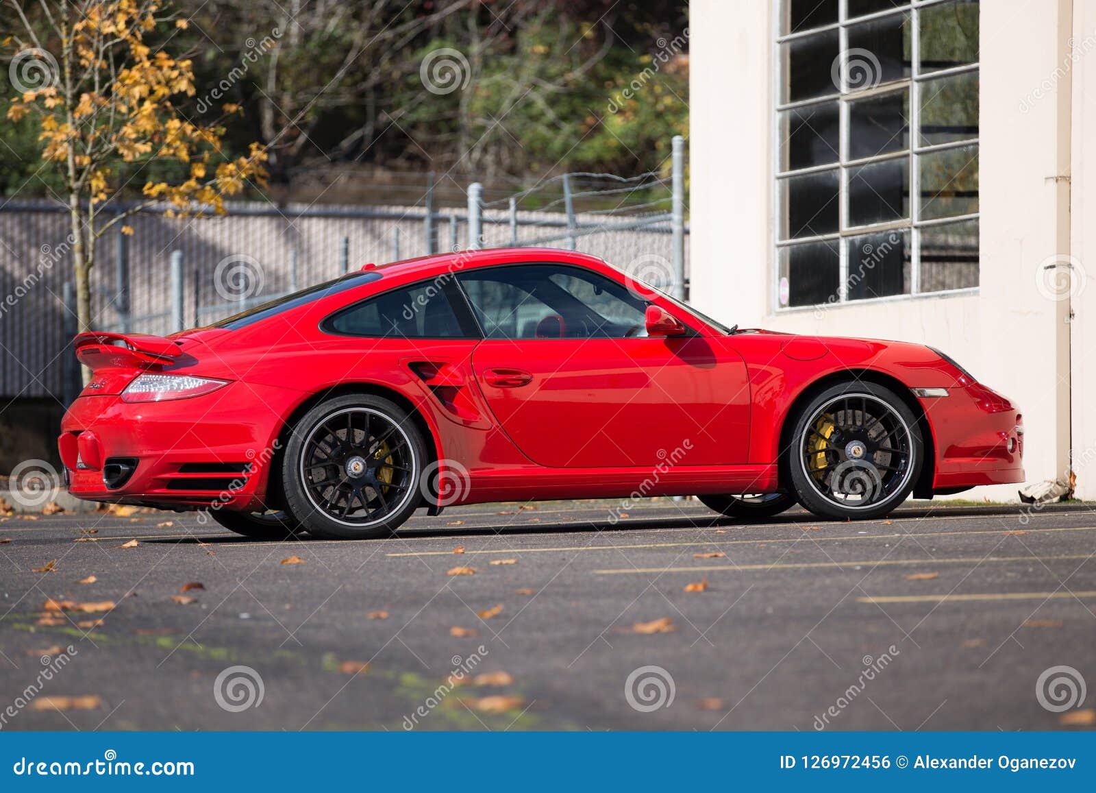 Imagen Lateral De Porsche Roja 911 Turbo Foto editorial - Imagen de ...