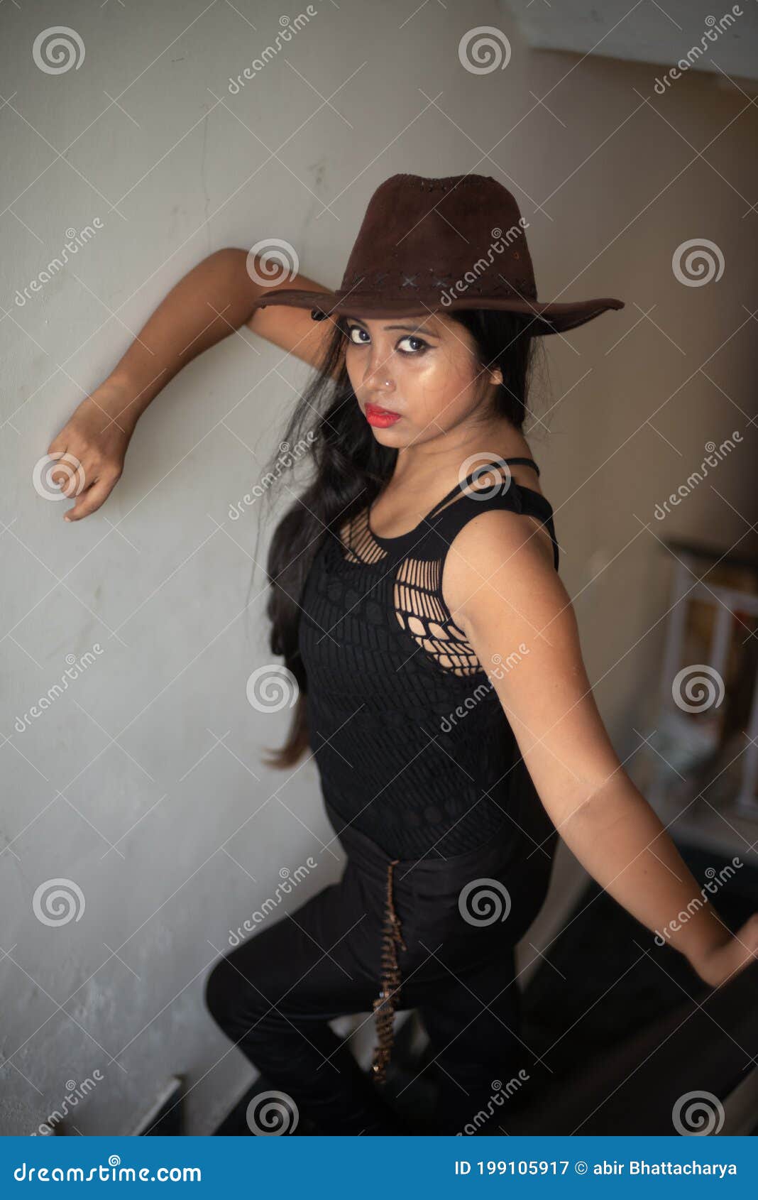 Images De Mode De Vie De Jeune Fille Sexy Indienne Ouest Dans Le Chapeau Noir De Robe Et De