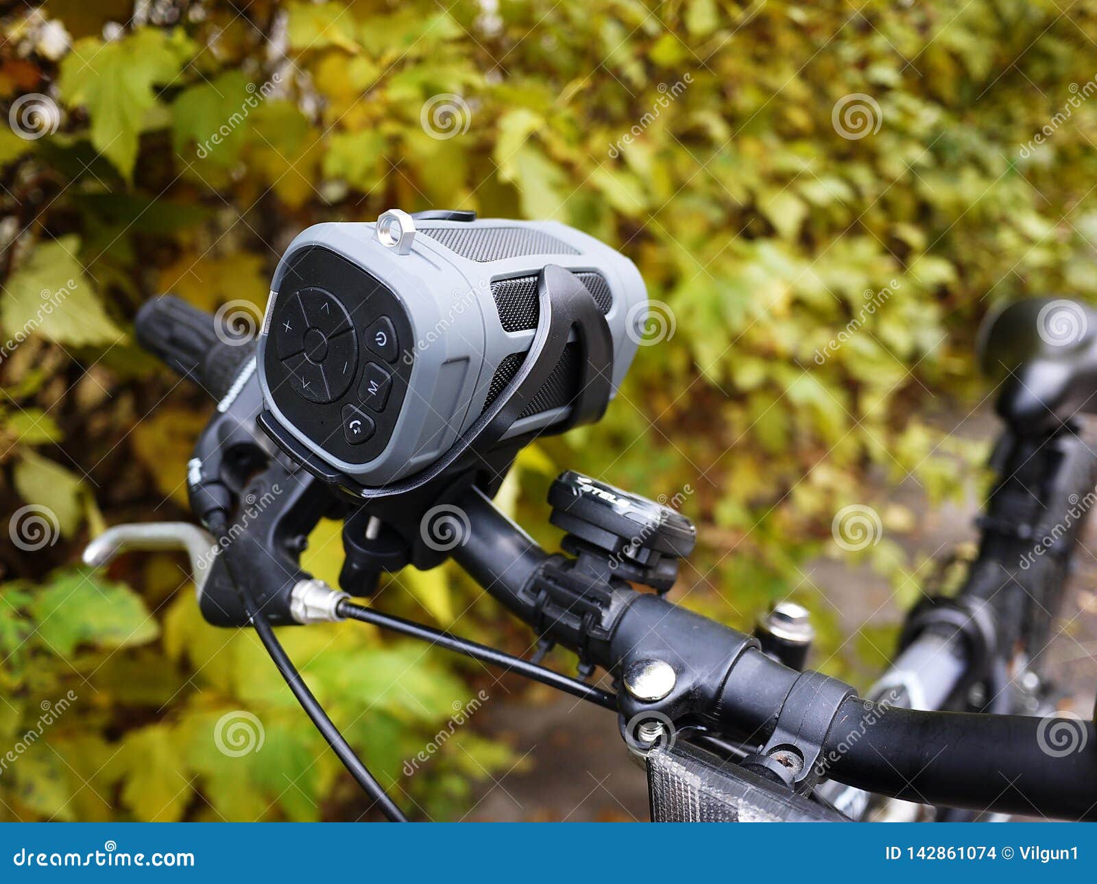 Portable Bluetooth Speaker Mounted on the Bike, for Listening To Music ...