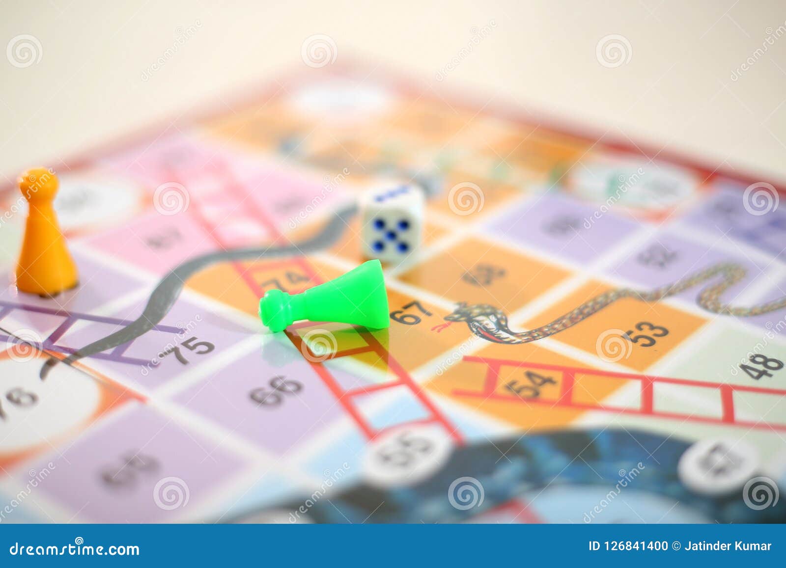 Immagine Dei Serpenti E Del Gioco Delle Scale Con I Segni Ed I Dadi ...