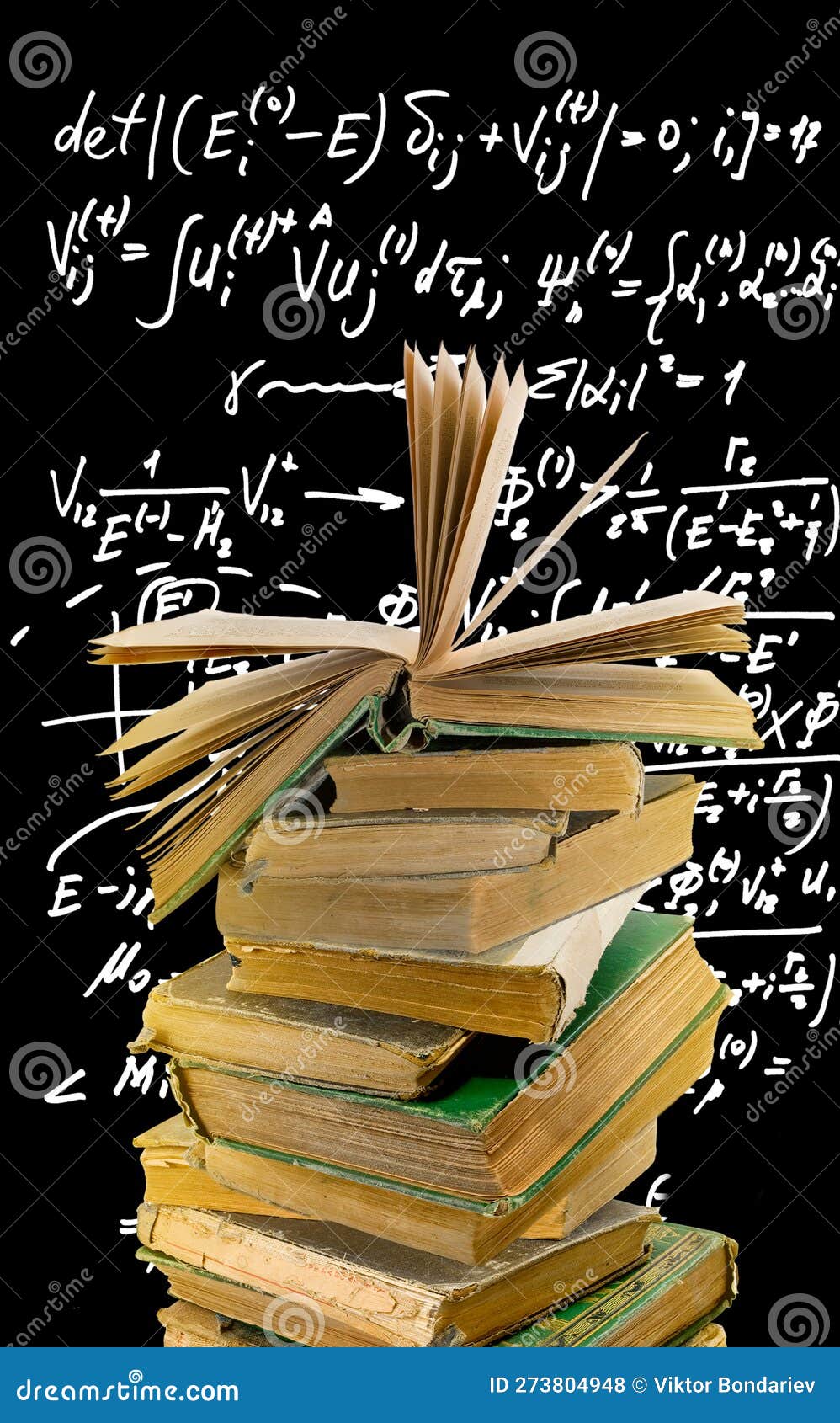 Immagine Di Una Pila Di Libri Vecchi E Di Un Libro Aperto Sopra Lo ...