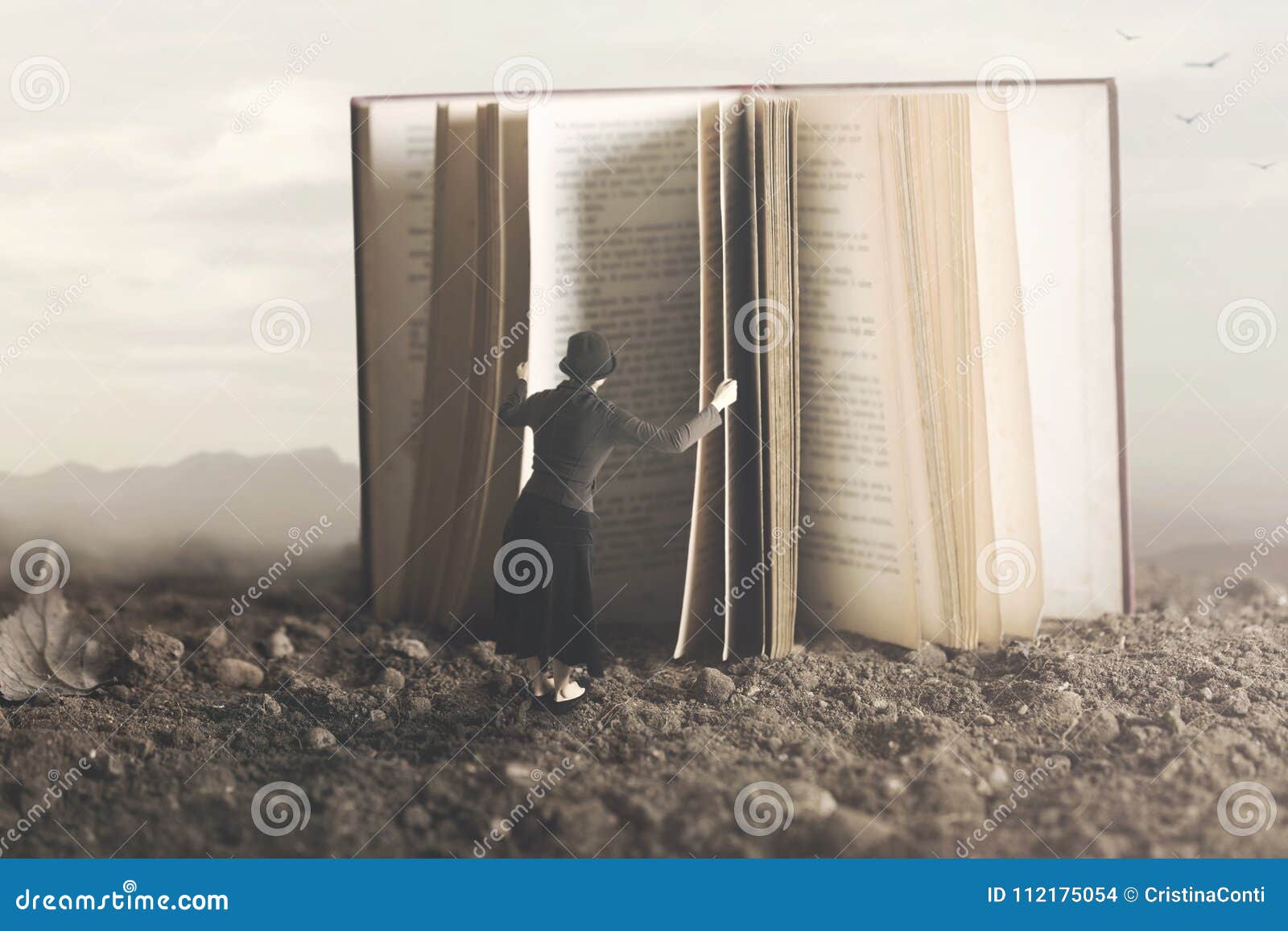 Immagine Surreale Di Una Donna Curiosa Che Sfoglia Un Libro Gigante ... Immagine Surreale Di Una Donna Curiosa Che Sfoglia Un Libro Gigante ...