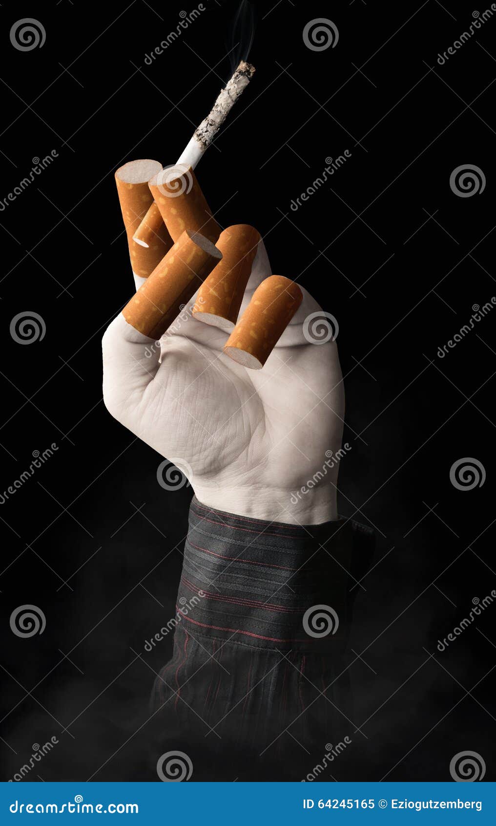 Immagine Surreale Di Una Mano Che Tiene Una Sigaretta Immagine Stock ... Immagine Surreale Di Una Mano Che Tiene Una Sigaretta Immagine Stock ...