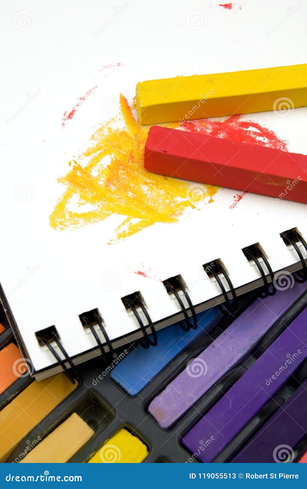 Immagine Verticale Dei Pastelli Pastelli Variopinti E Del Libro Da ...