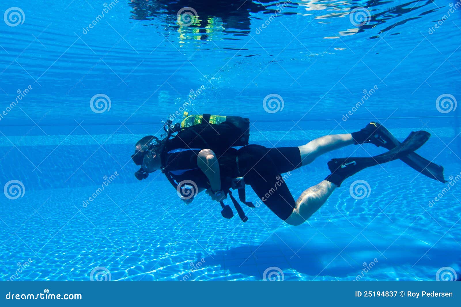 Immersione con bombole immagine stock. Immagine di ombelico - 25194837