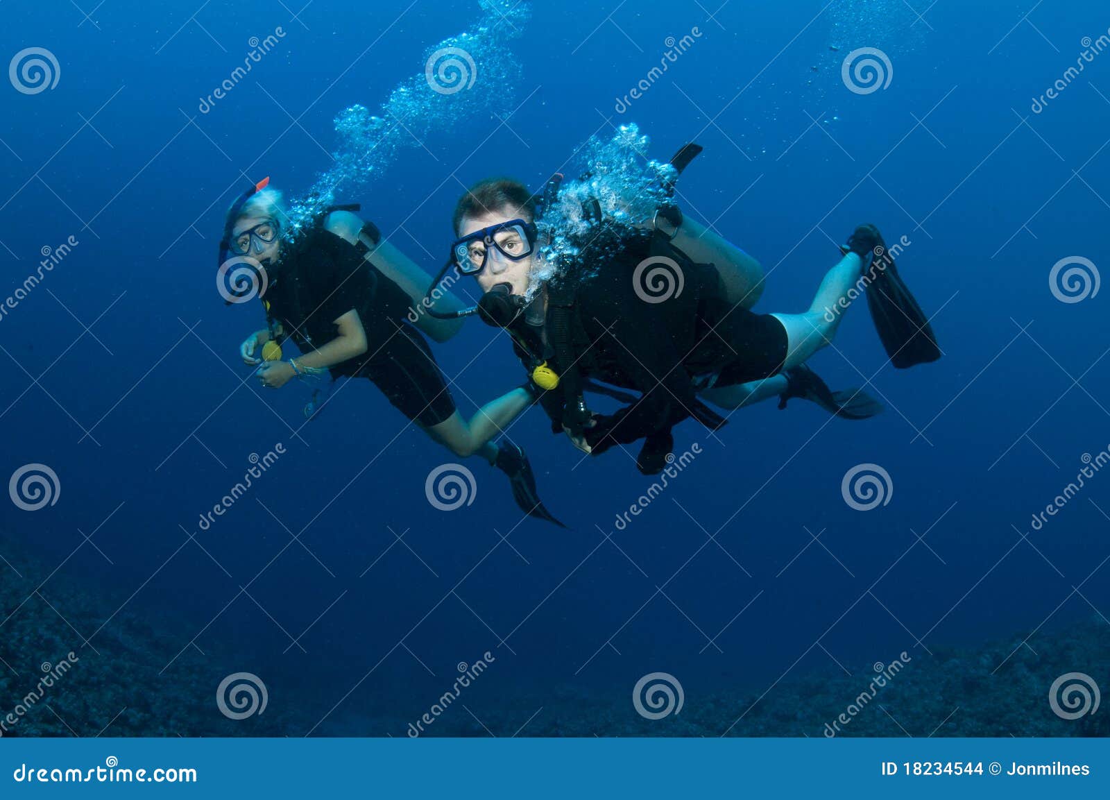 Immersione Subacquea Di Escuba Di Coupl Fotografia Stock - Immagine di ...