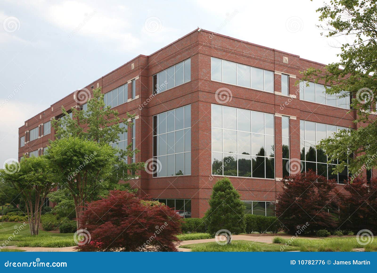 Immeuble De Bureaux Suburbain Photo stock - Image of moderne, glace ...