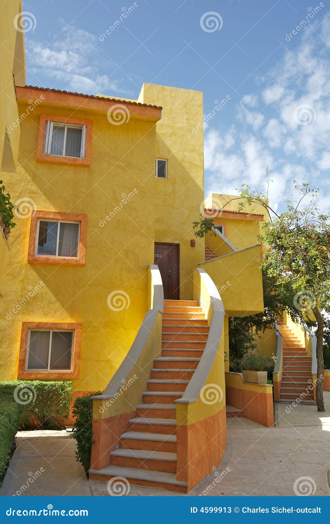 Immeuble jaune image stock. Image du structure, architecture - 4599913