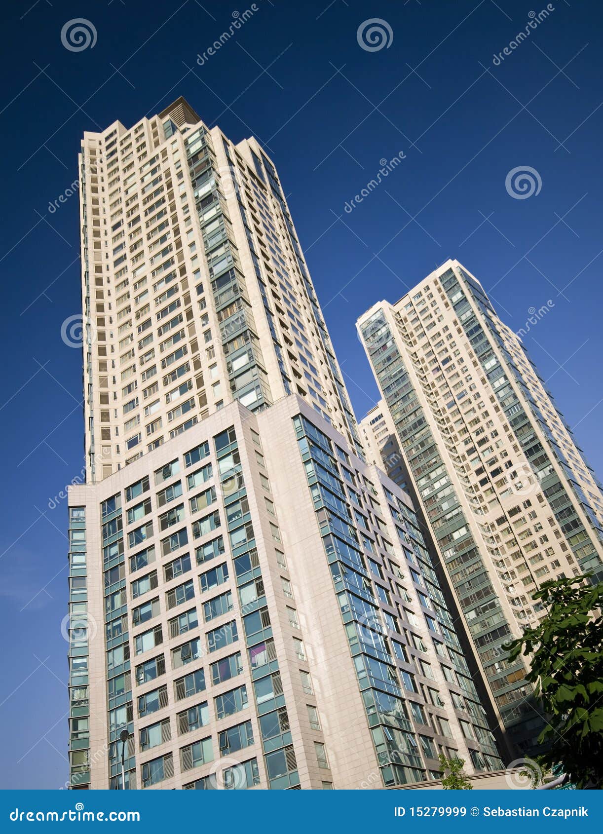 Immeuble moderne image stock. Image du moderne, ciel - 15279999