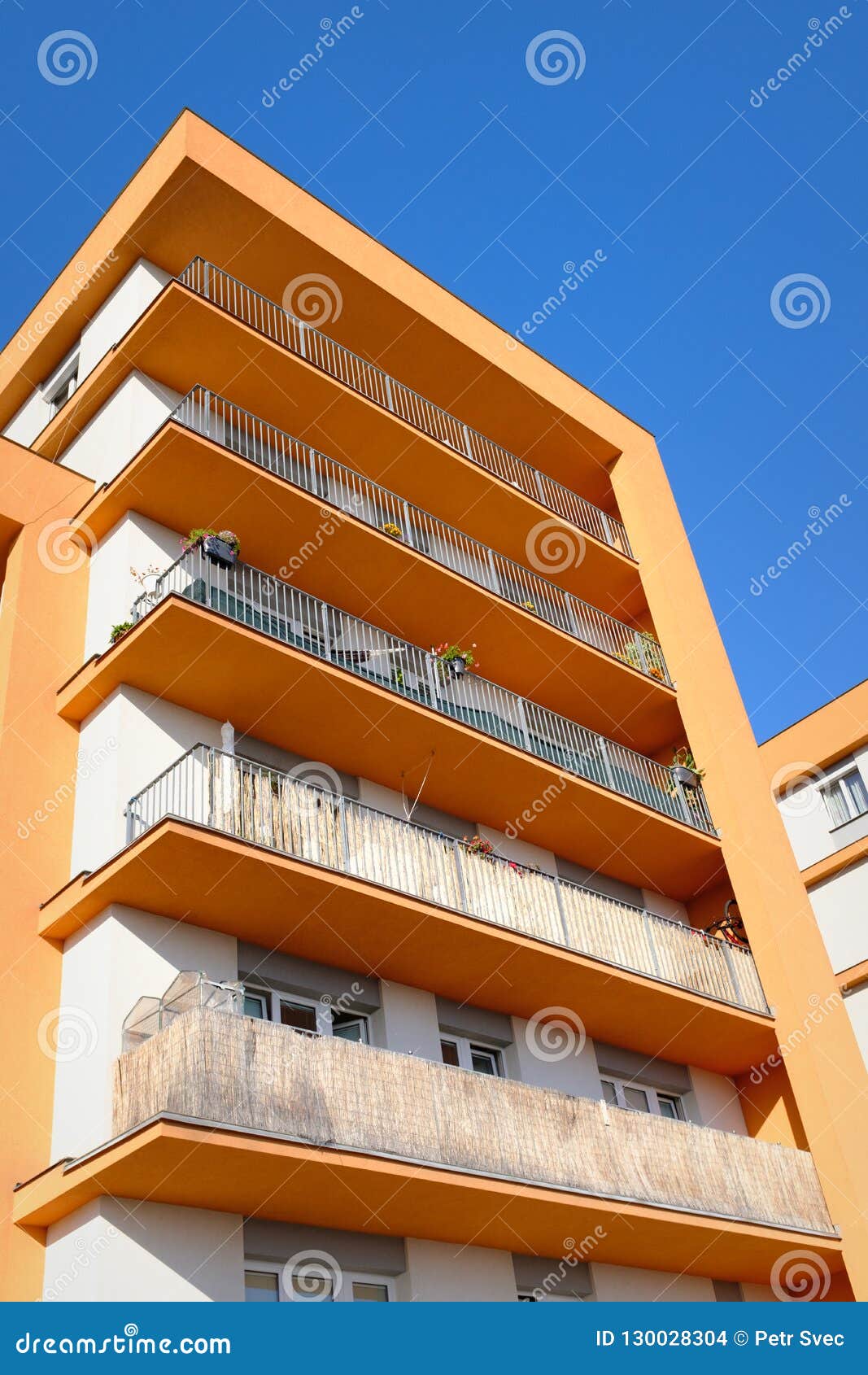 Immeuble Moderne Avec Des Balcons Photo stock - Image du générique ...