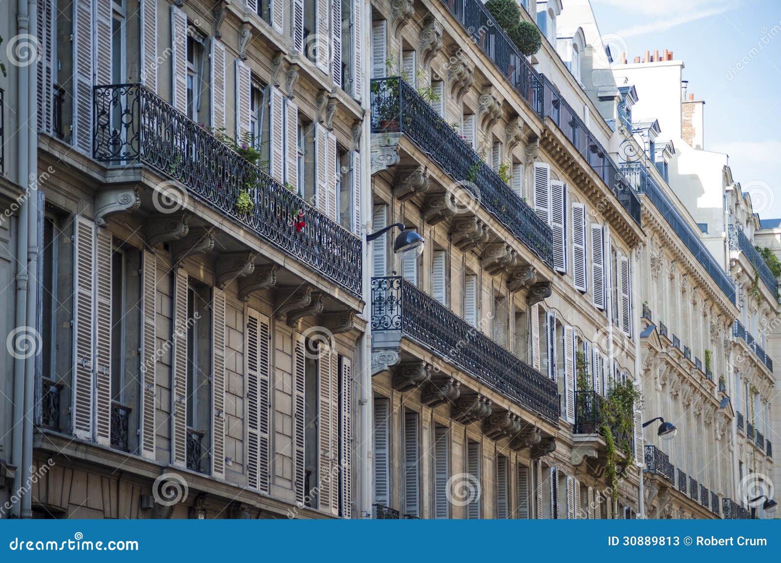 Immeuble parisien image stock. Image of résidence, horizontal - 30889813