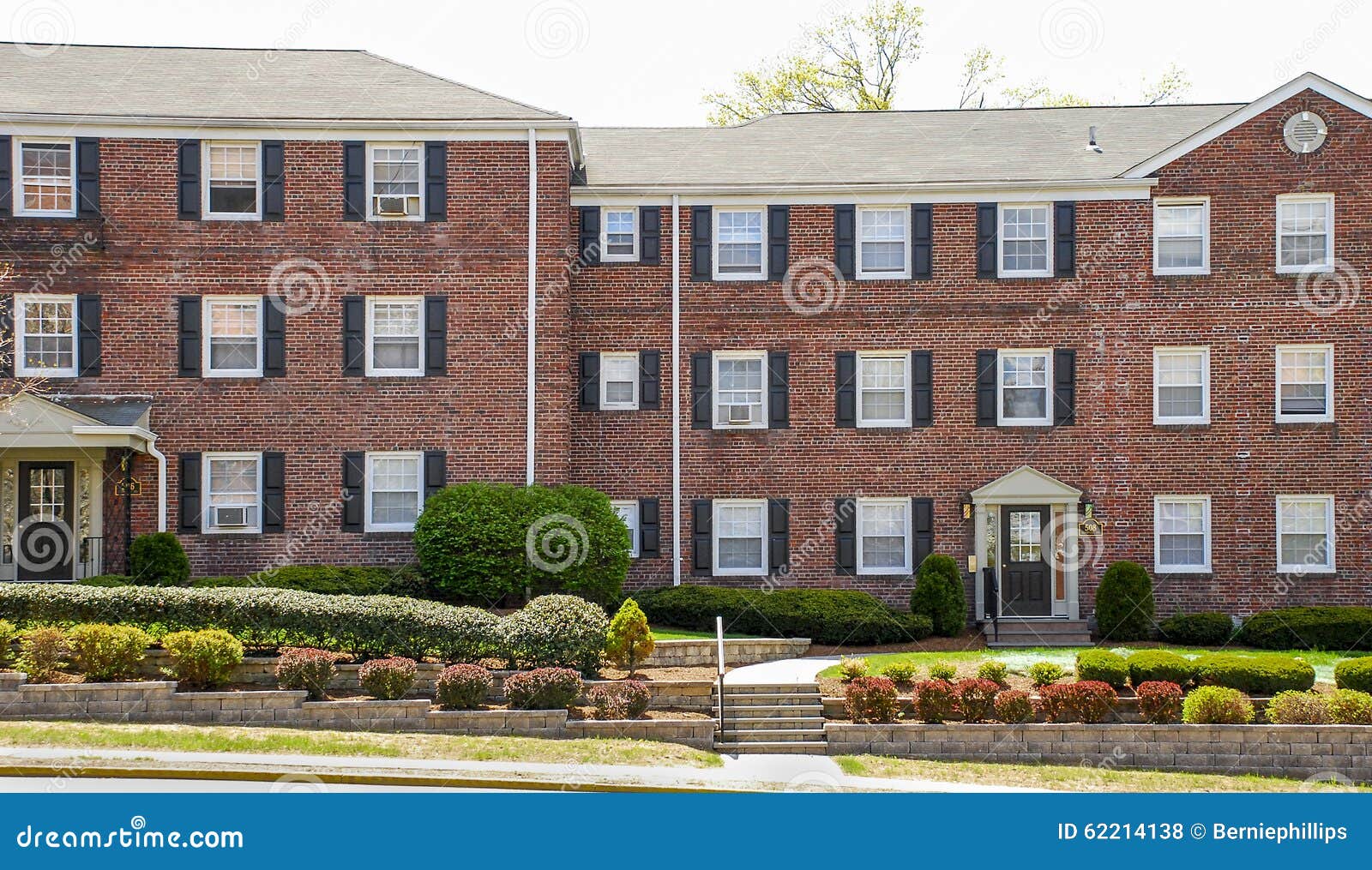 Immeuble suburbain photo stock. Image du complexe, brique - 62214138