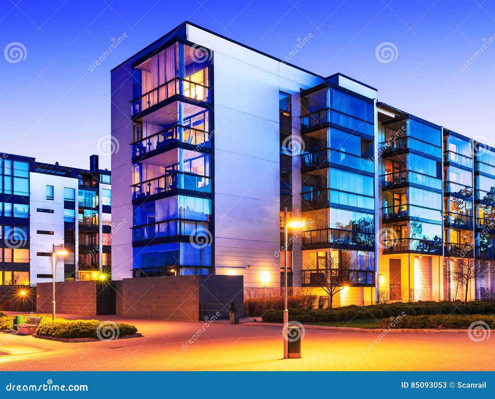 Immeubles modernes image stock. Image du architecture - 85093053