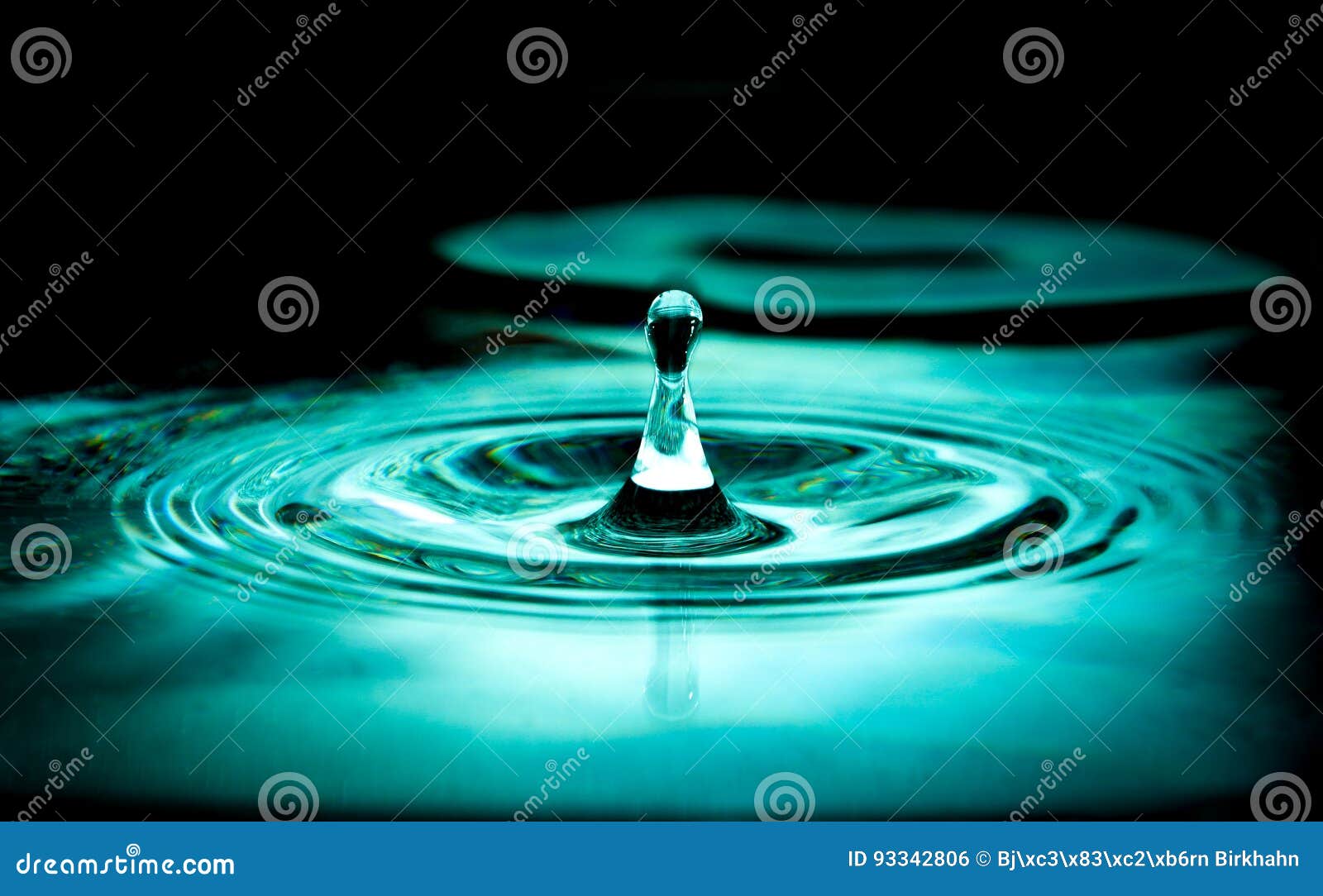 A Single Water Droplet Falling Towards The Centre Of A Water Splash ...