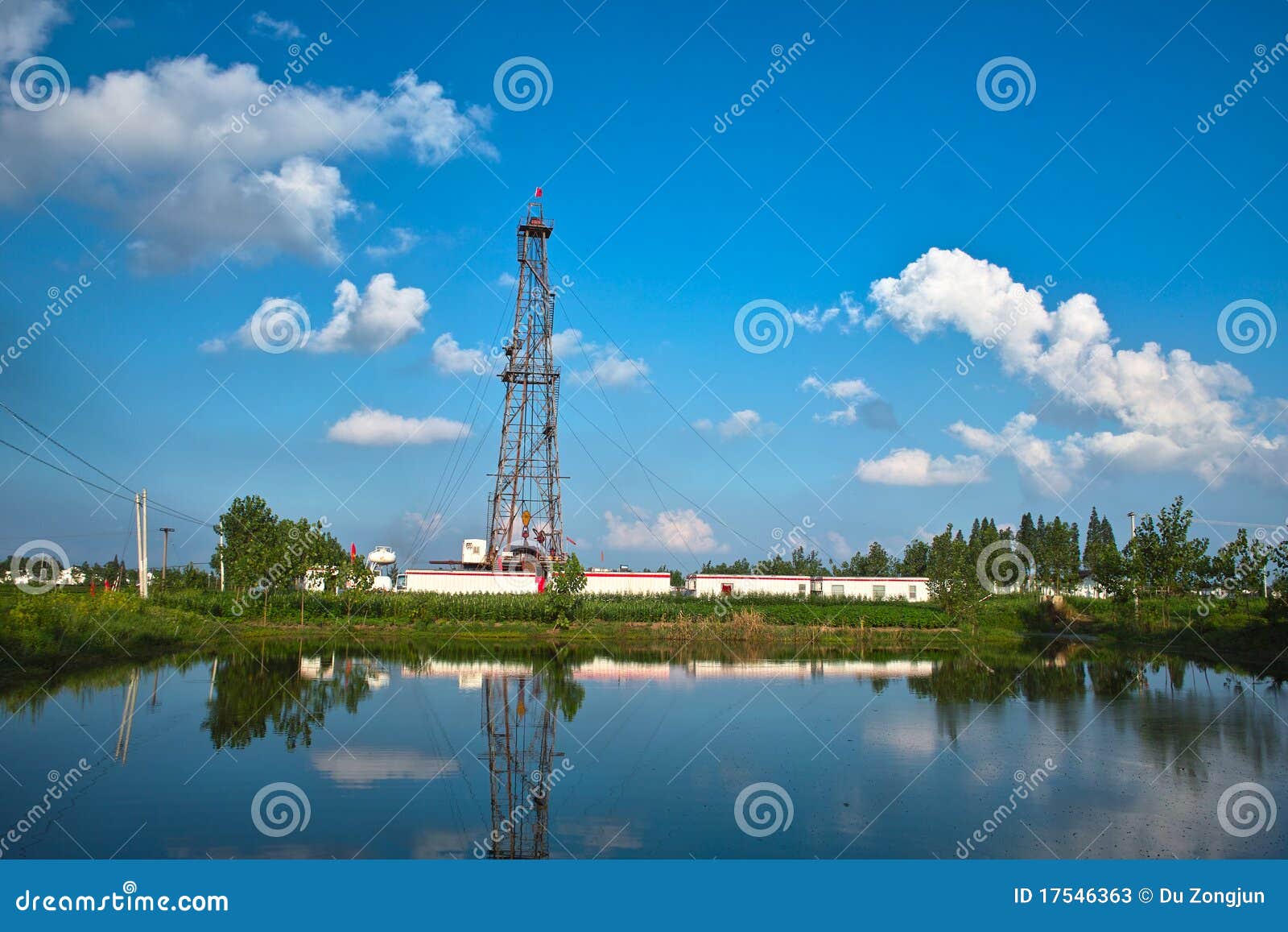 Impianto Di Perforazione Del Pozzo Di Petrolio Immagine Stock ... Impianto Di Perforazione Del Pozzo Di Petrolio Immagine Stock ...