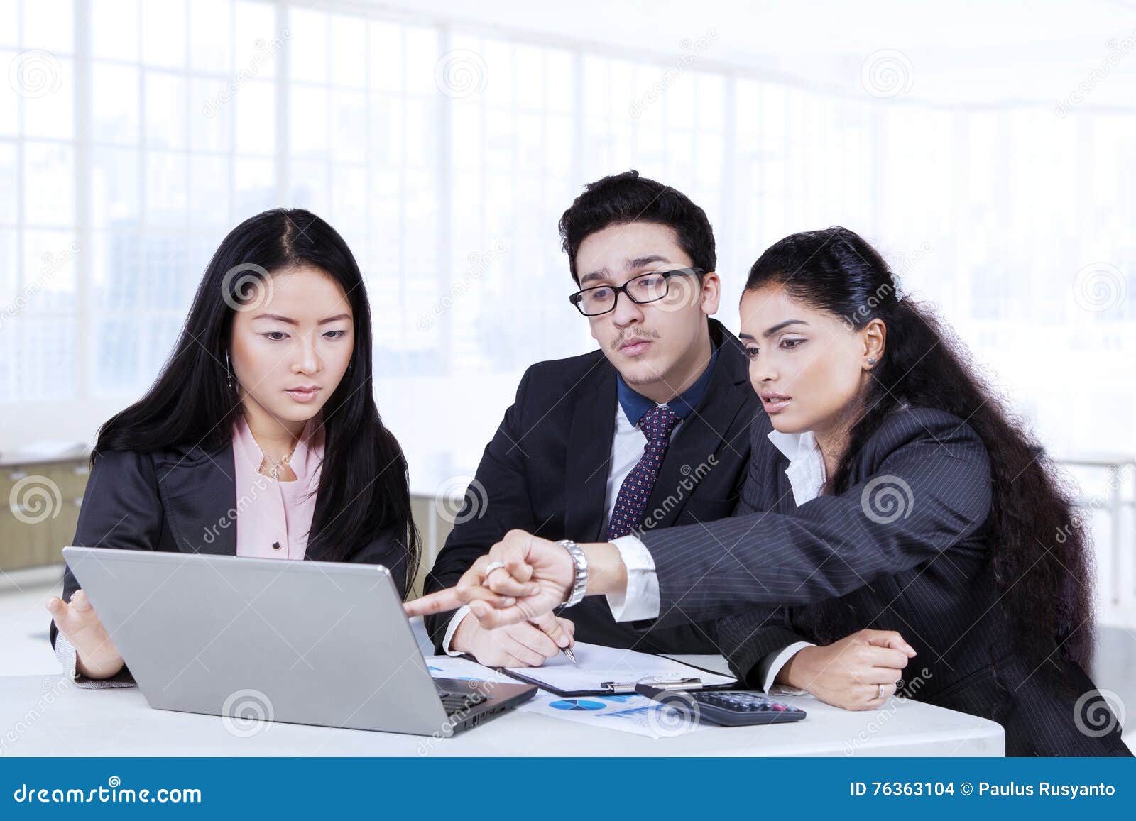 Impiegati Che Discutono Business Plan Nell'ufficio Fotografia Stock ...