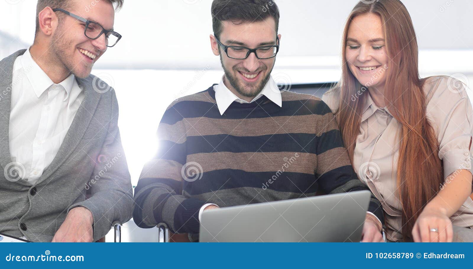 Impiegati Che Lavorano Al Computer Portatile Immagine Stock - Immagine ...