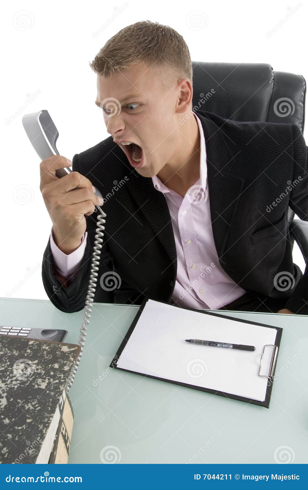 Impiegato Arrabbiato Che Grida Sul Telefono Immagine Stock - Immagine ...