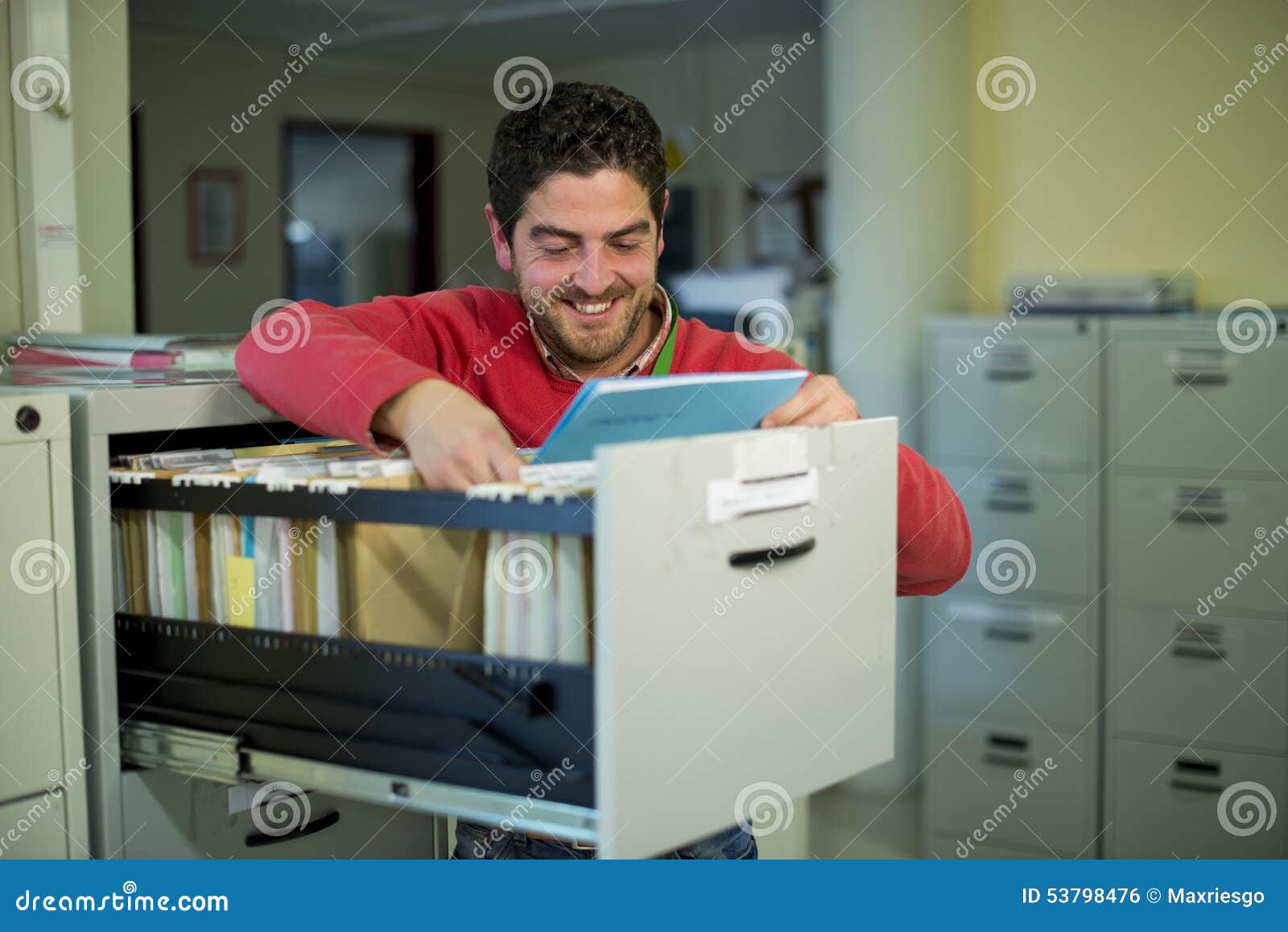 Impiegato Di Archivi All'ufficio Fotografia Stock - Immagine di ... Impiegato Di Archivi All'ufficio Fotografia Stock - Immagine di ...