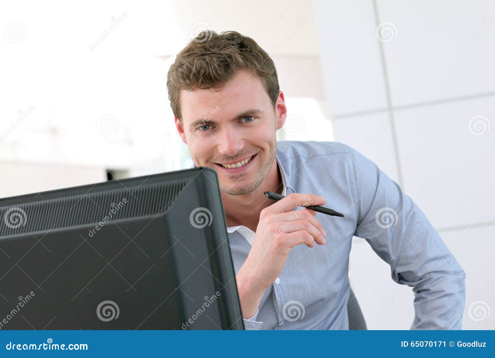 Impiegato Di Concetto Bello Che Lavora Al Computer Immagine Stock ...