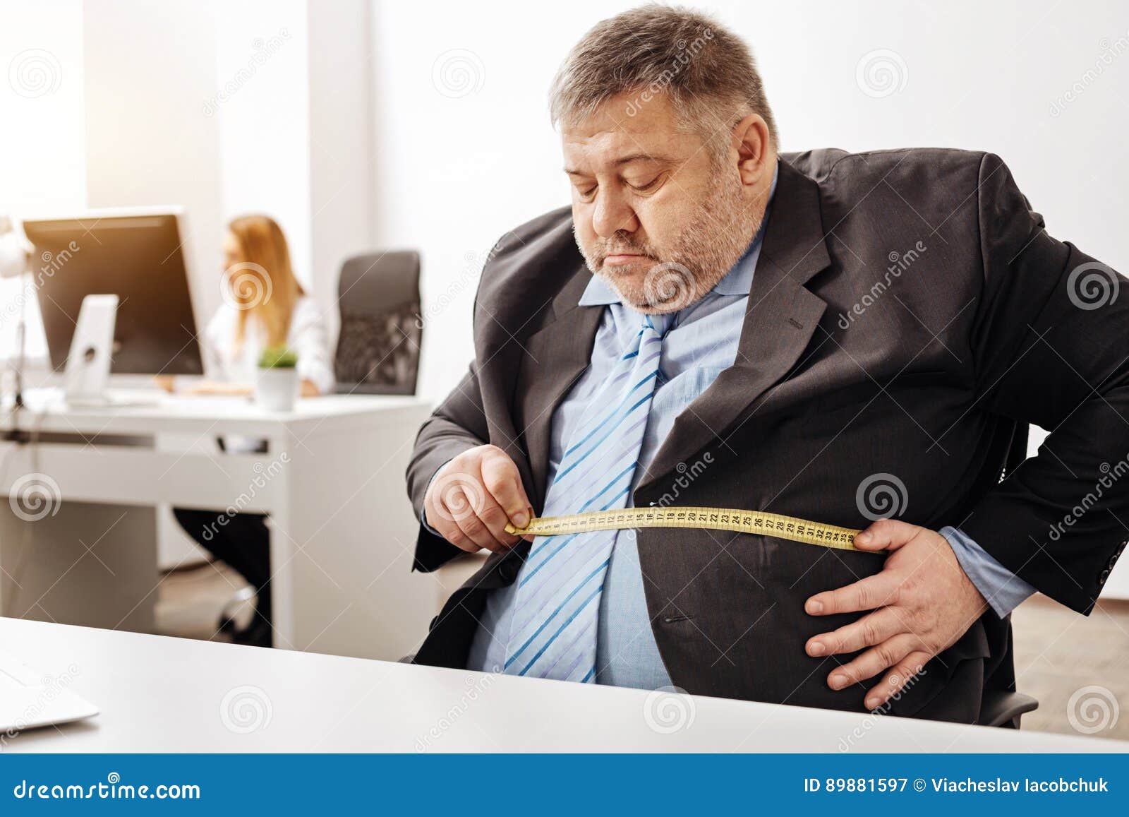 Impiegato Laborioso Che Soffre Dal Peso in Eccesso Immagine Stock ...