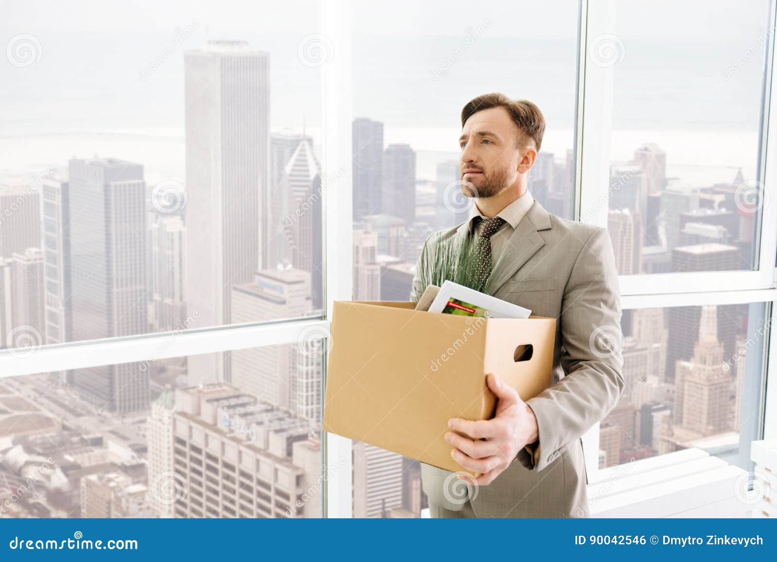 Impiegato Serio Piacevole Che Sta Nell'ufficio Fotografia Stock ...