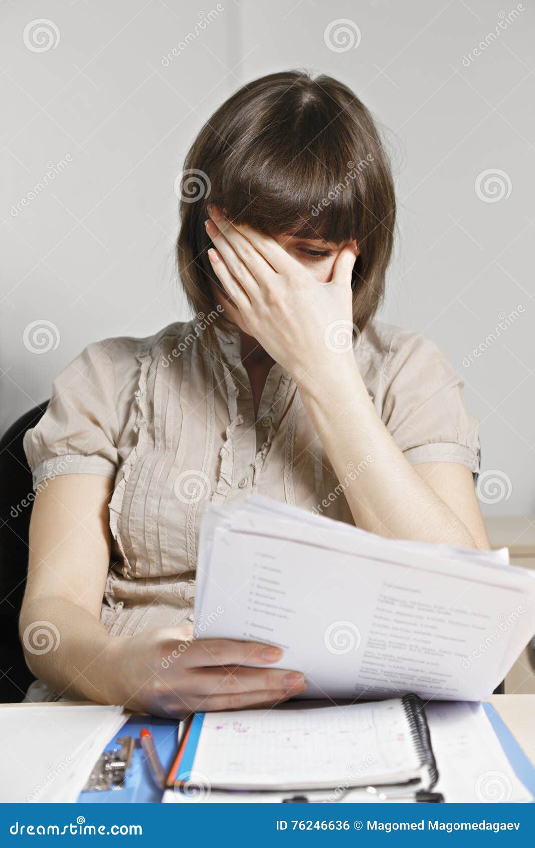 Impiegato Sollecitato Che Fa Lavoro Di Ufficio Fotografia Stock ...