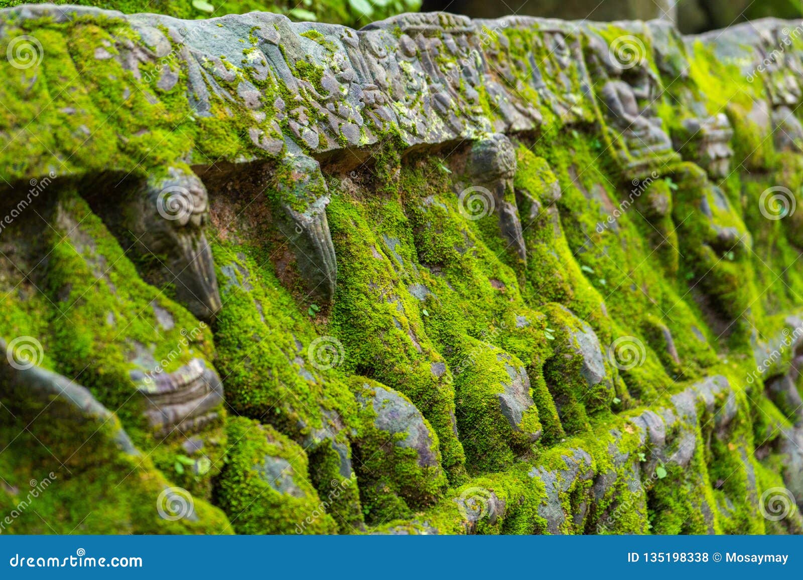 Implorer En Pierre Au Temple Bouddhiste De Beng Mealea Photo stock ...