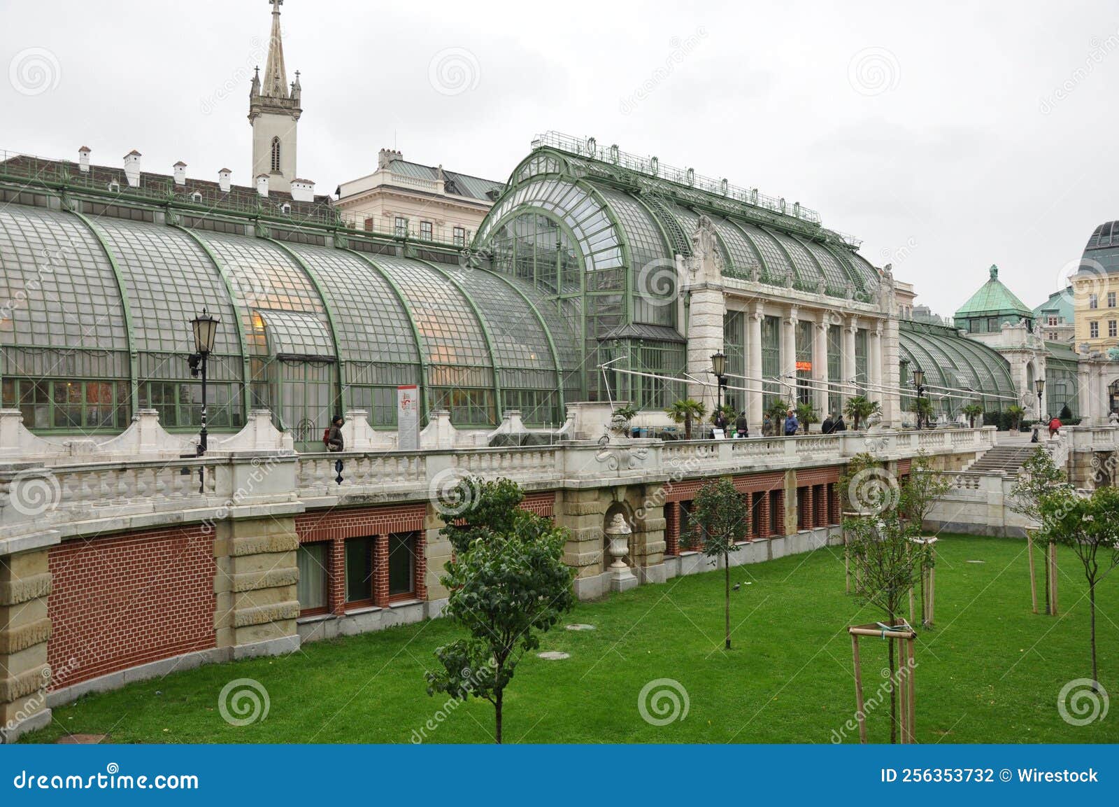 Imponente Y Moderno Edificio De Cristal De La Orangerie De Viena ...