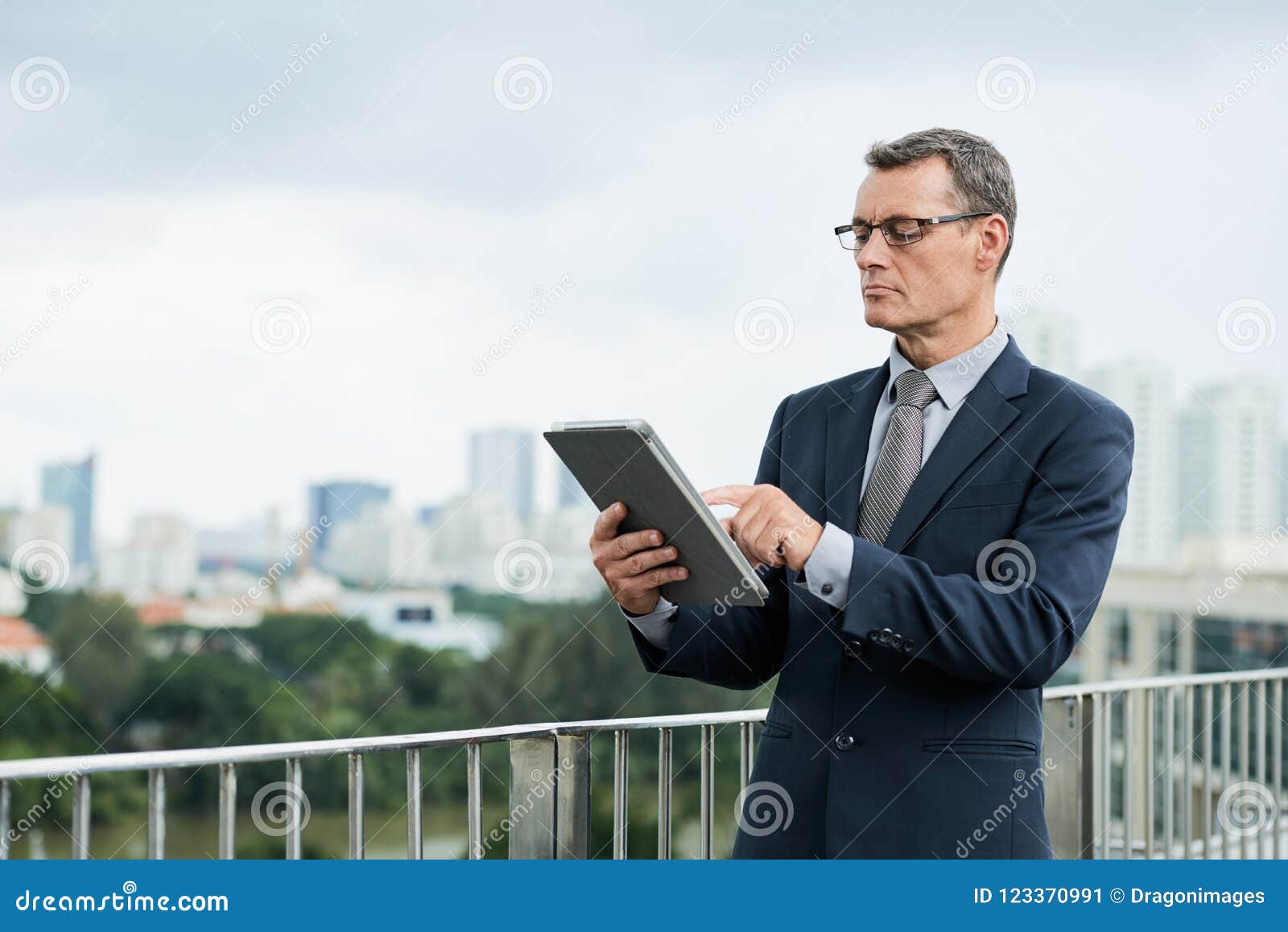 Imprenditore Con La Compressa Digitale Immagine Stock - Immagine di ...