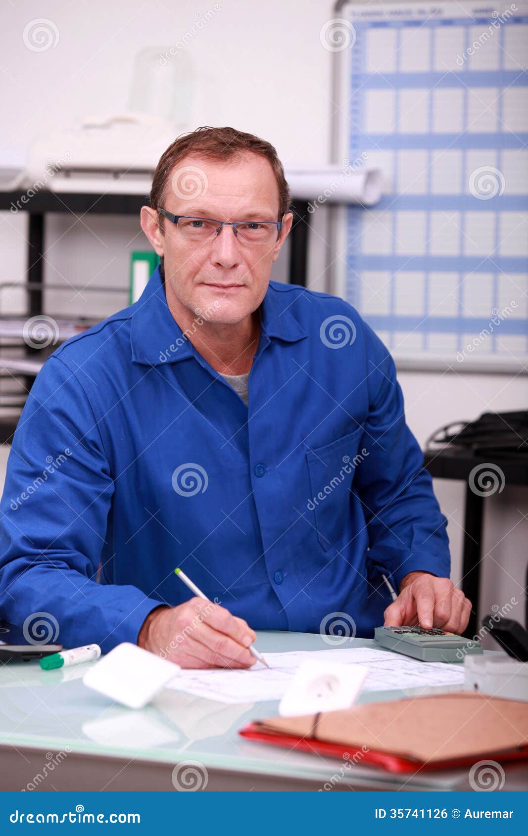 Imprenditore in ufficio fotografia stock. Immagine di professionista ...