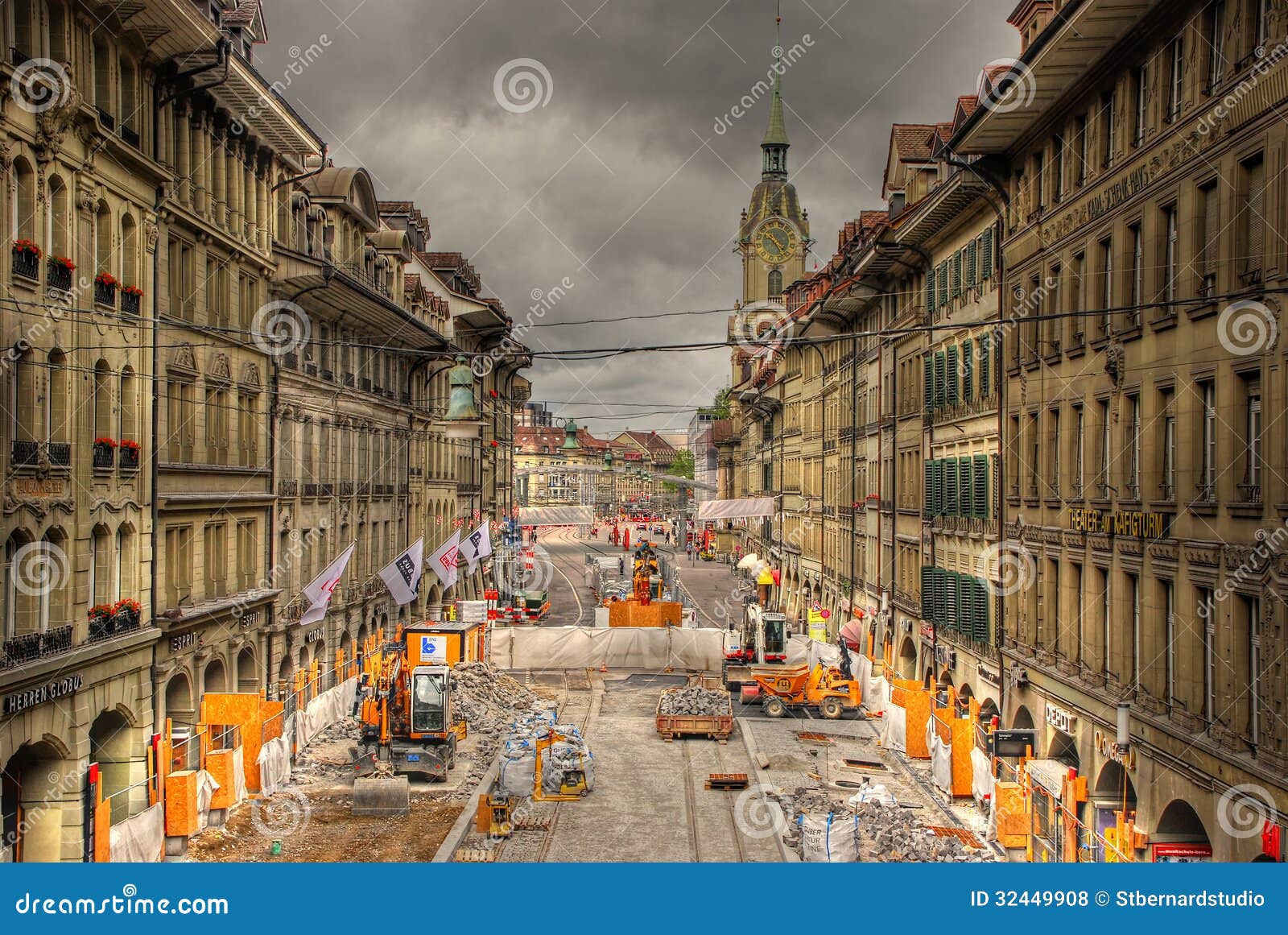 Marktgasse Street With Medieval Schutzenbrunnen Fountain And Zytglogge ...