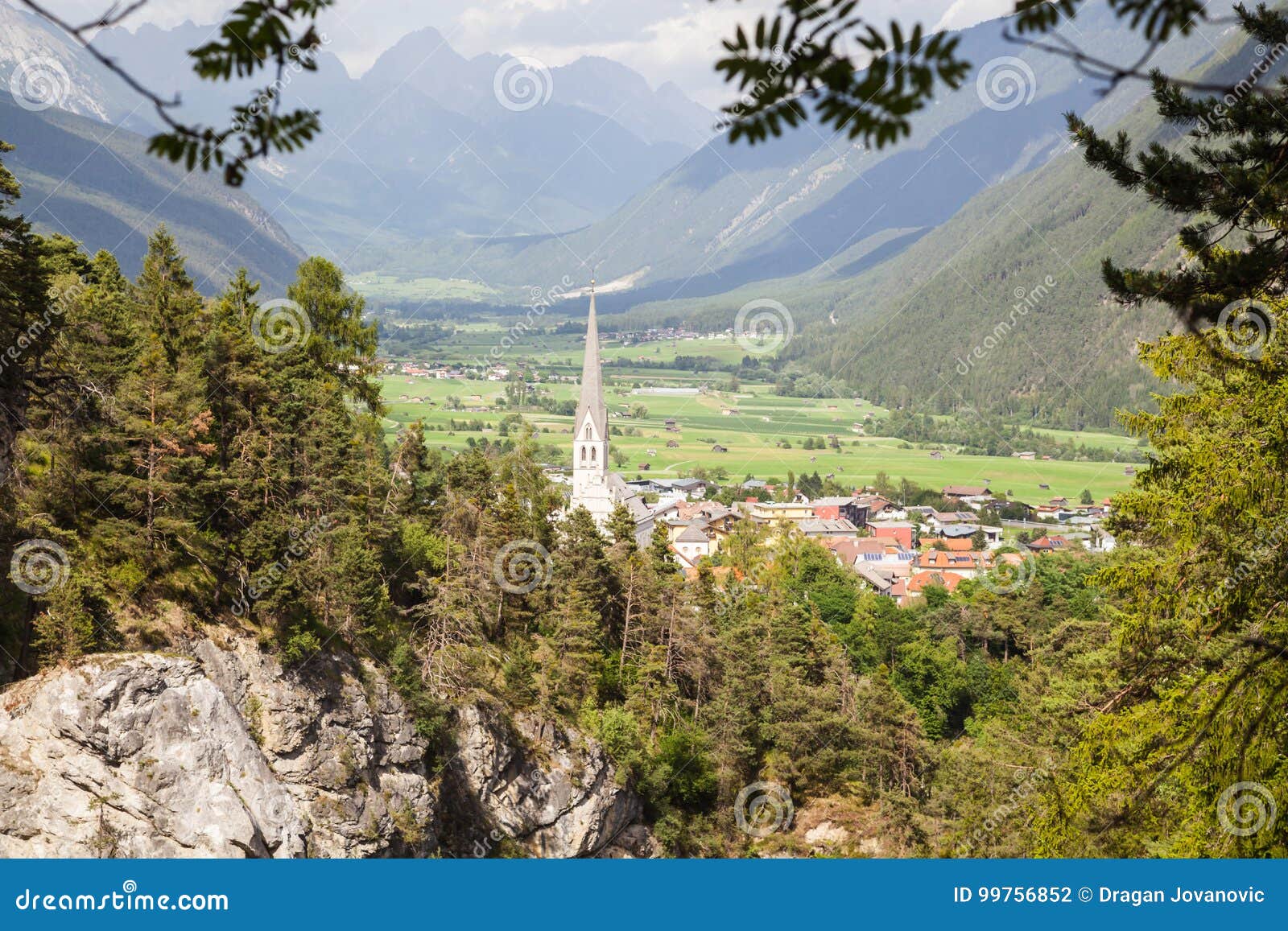 Imst in Tirol redactionele fotografie. Image of horizontaal - 99756852