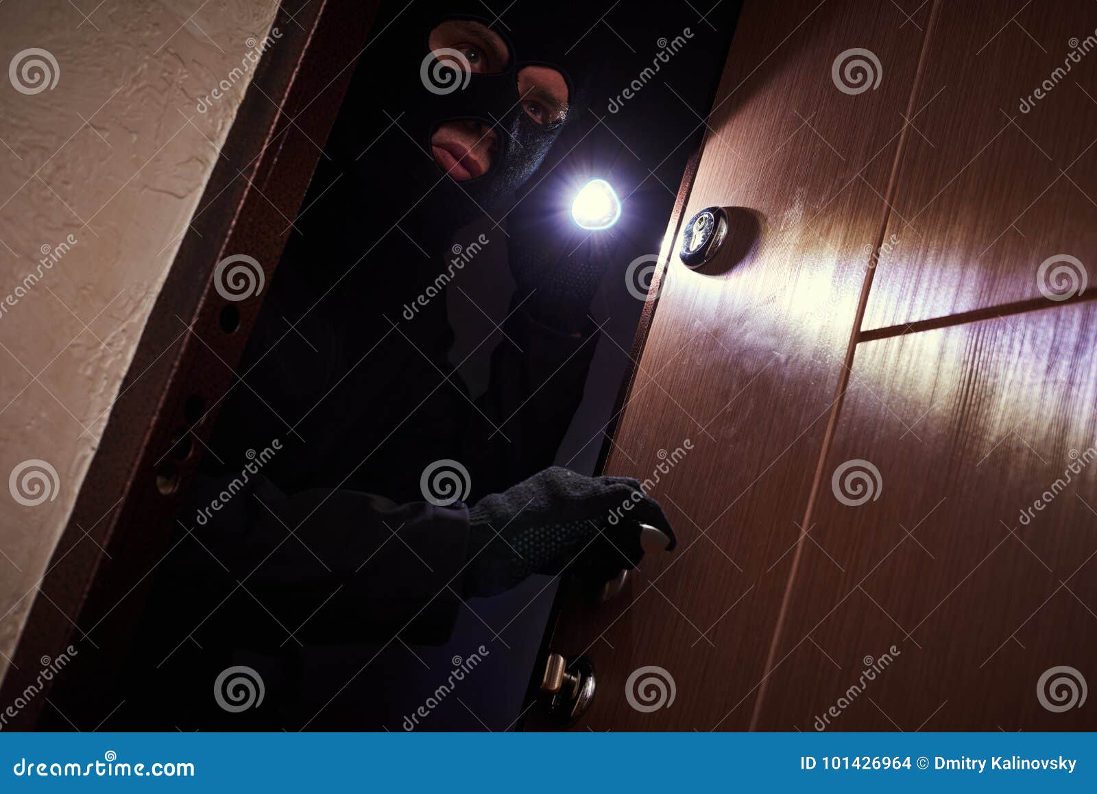 Inbraak Van Een Flat Dief in Masker Met Flitslicht Stock Foto - Image ...