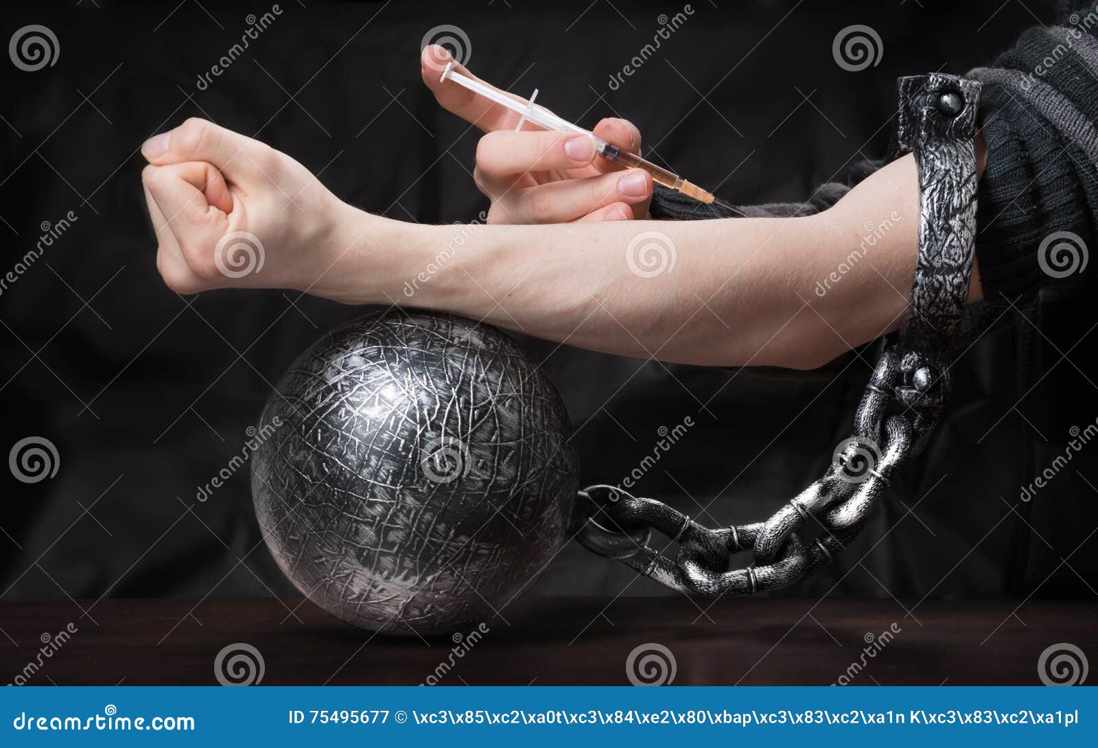 Incatenato dalle droghe immagine stock. Immagine di chimico - 75495677