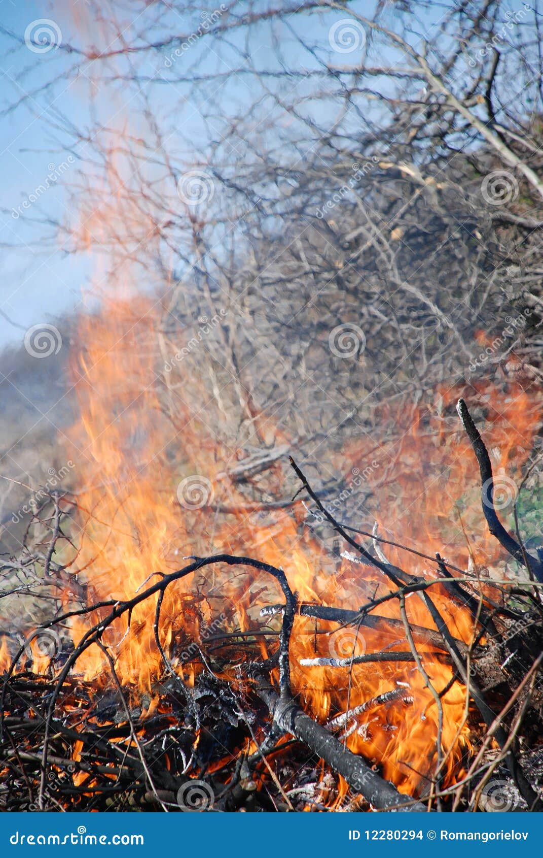 Incendie photo stock. Image du rouge, fumée, braises - 12280294