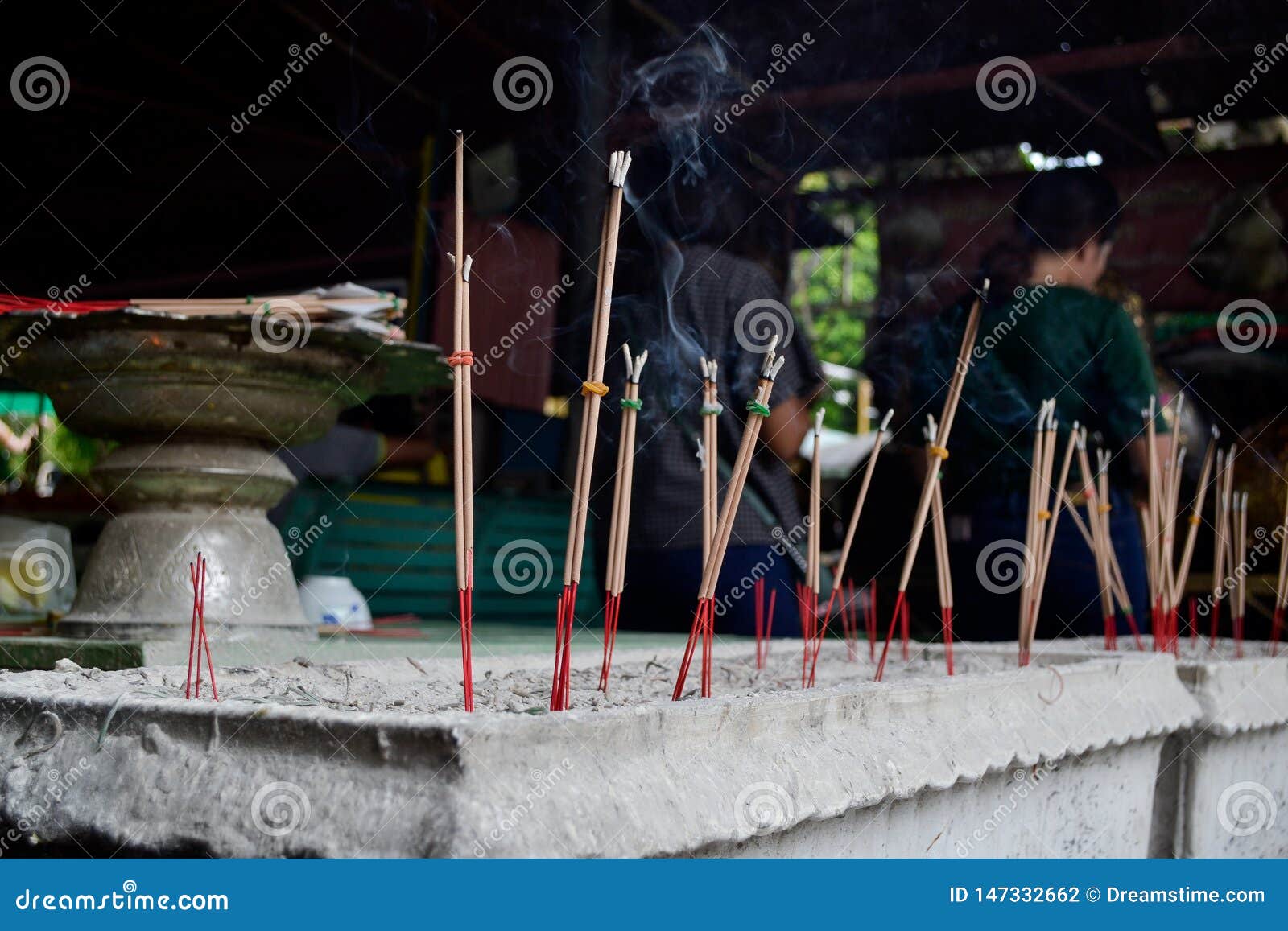 Incenso E Fumo Incenso No Templo Foto de Stock - Imagem de cheiro ...