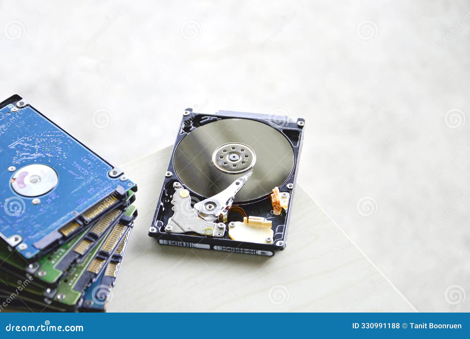 2.5-inch Spinning Disk Type Hard Drive Images are Still Commonly Used ...