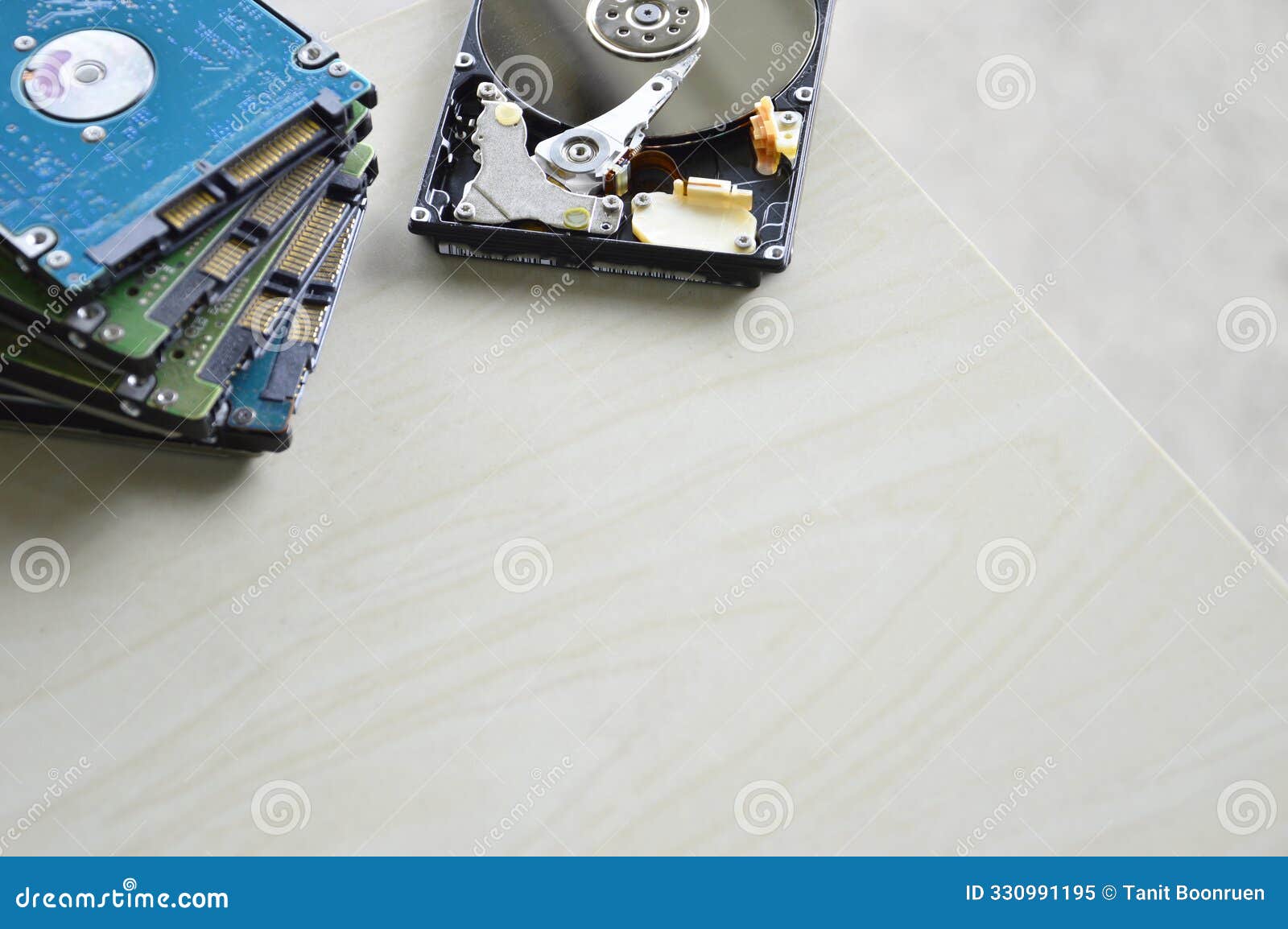 2.5-inch Spinning Disk Type Hard Drive Images are Still Commonly Used ...