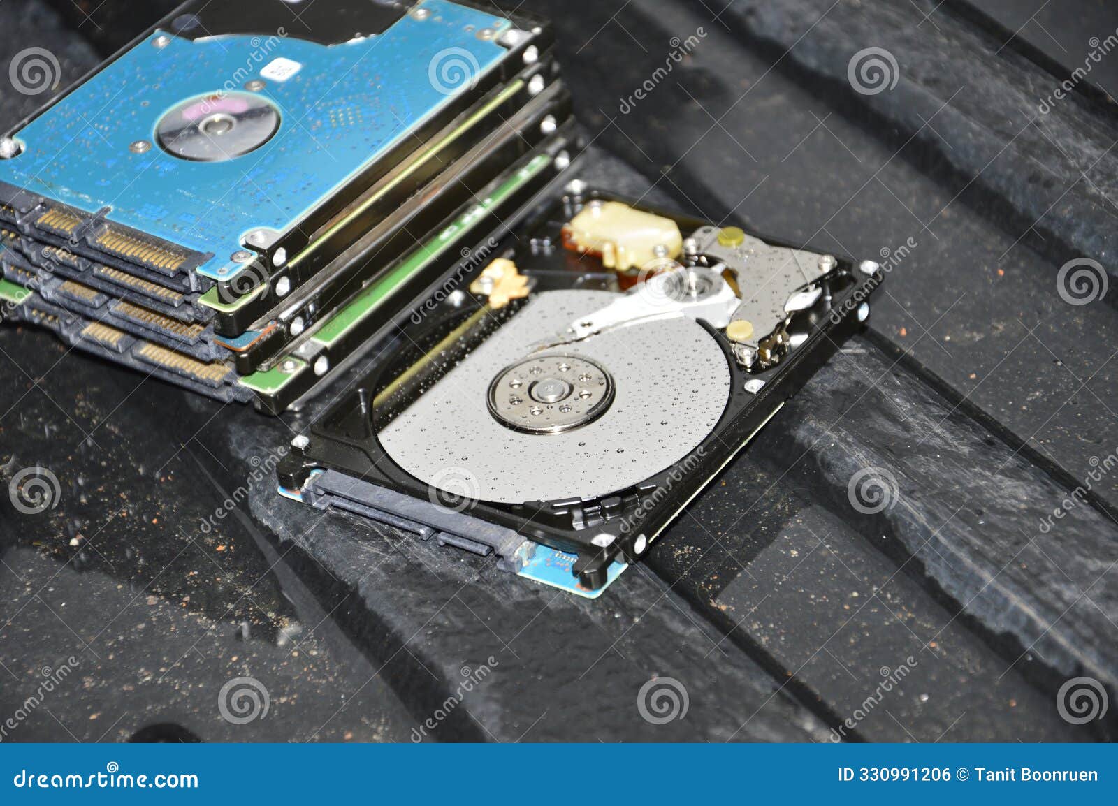2.5-inch Spinning Disk Type Hard Drive Images are Still Commonly Used ...