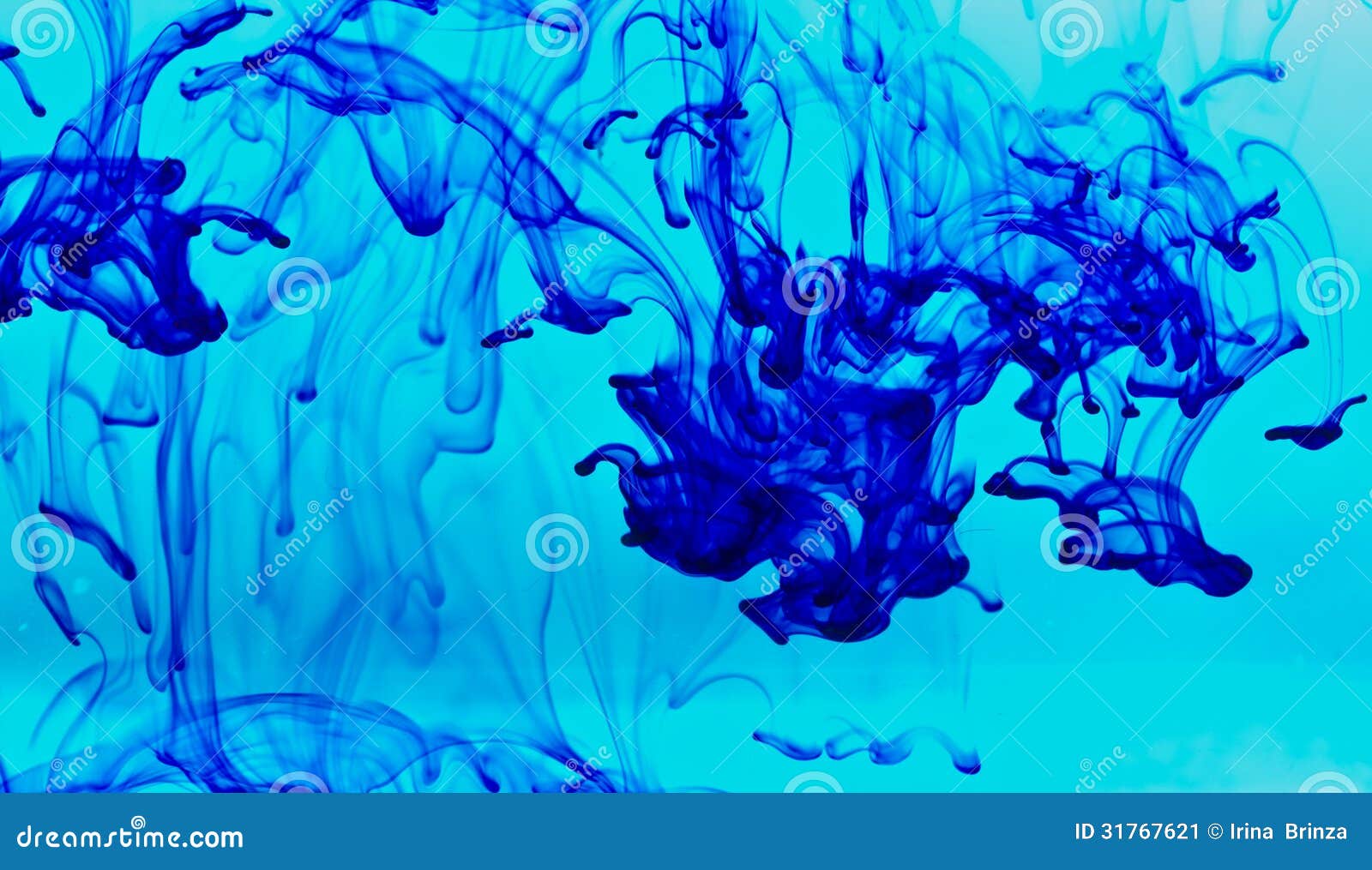 Inchiostro in acqua immagine stock. Immagine di liquido - 31767621