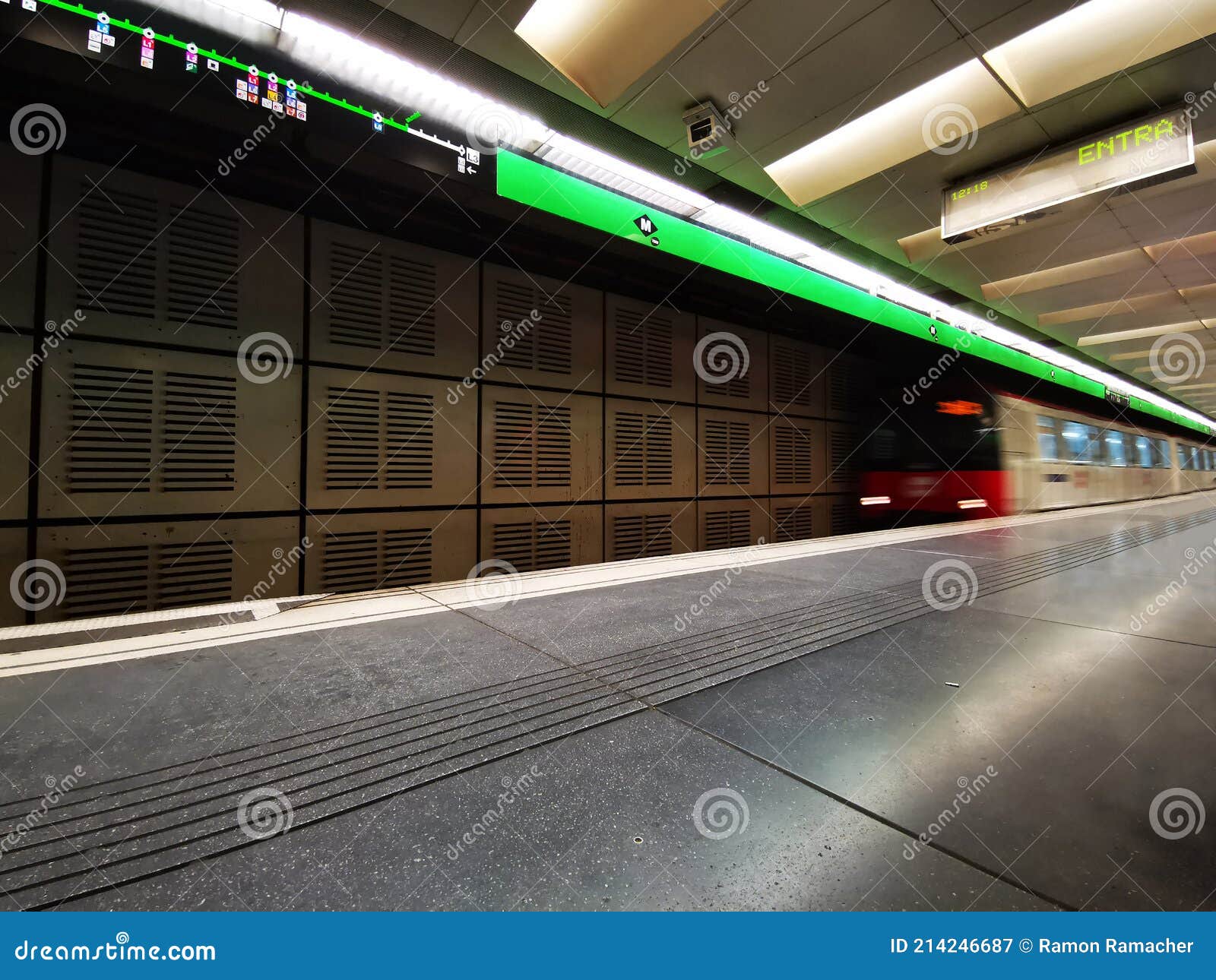 Incoming Subway in Underground Metro Station Editorial Photography ...