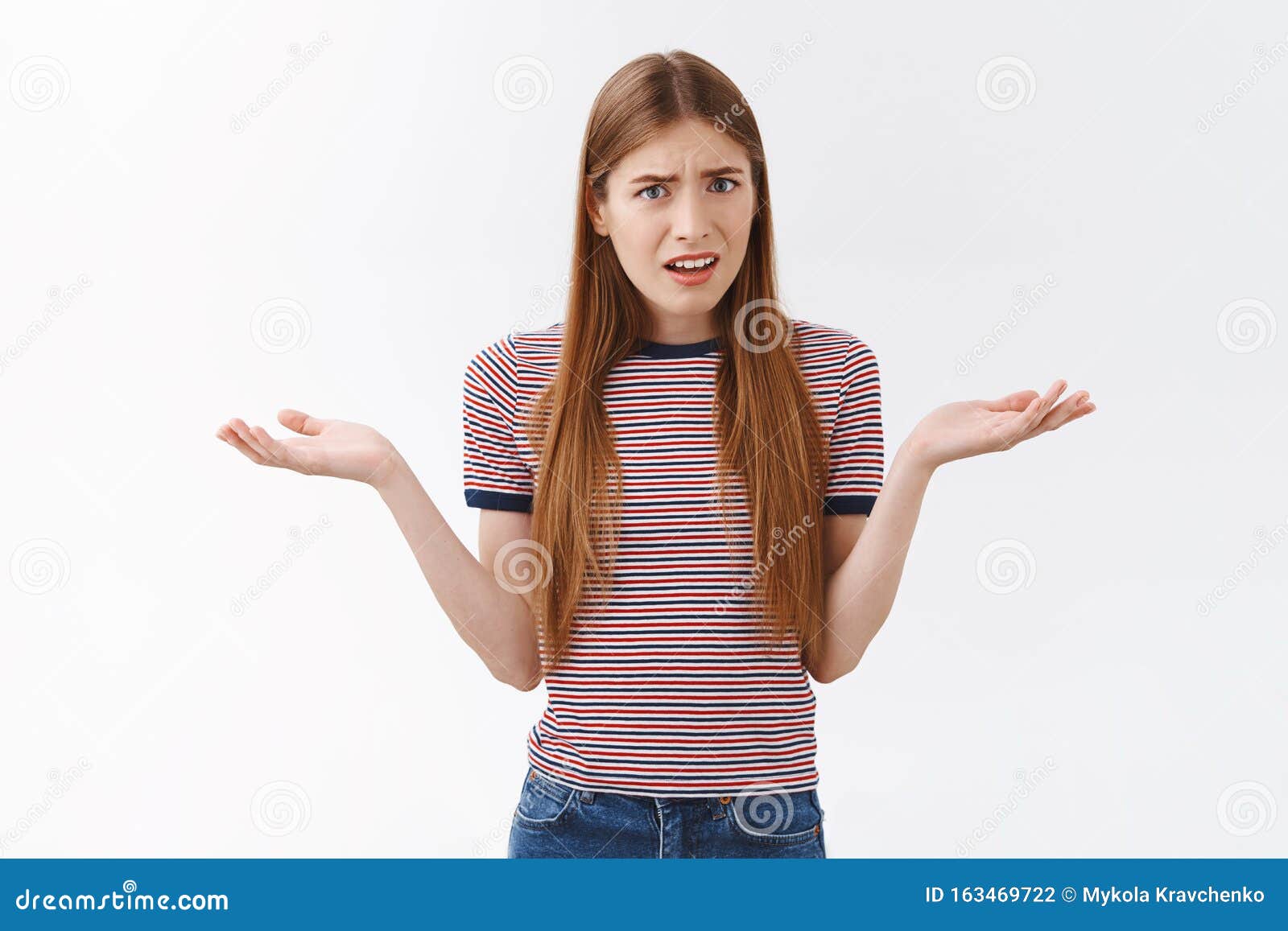 Incomodada E Irritada Atraente Incomodada Mulher Caucasiana Em T