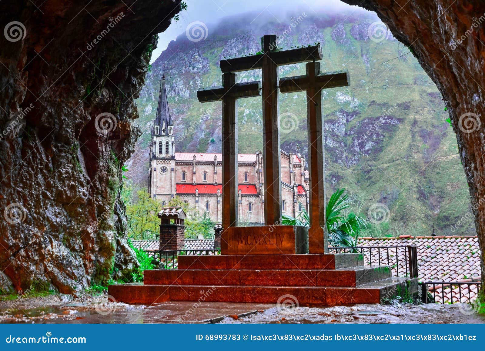 Incrocio E Basilica De Covadonga, Dall'interno Della Caverna Santa ...