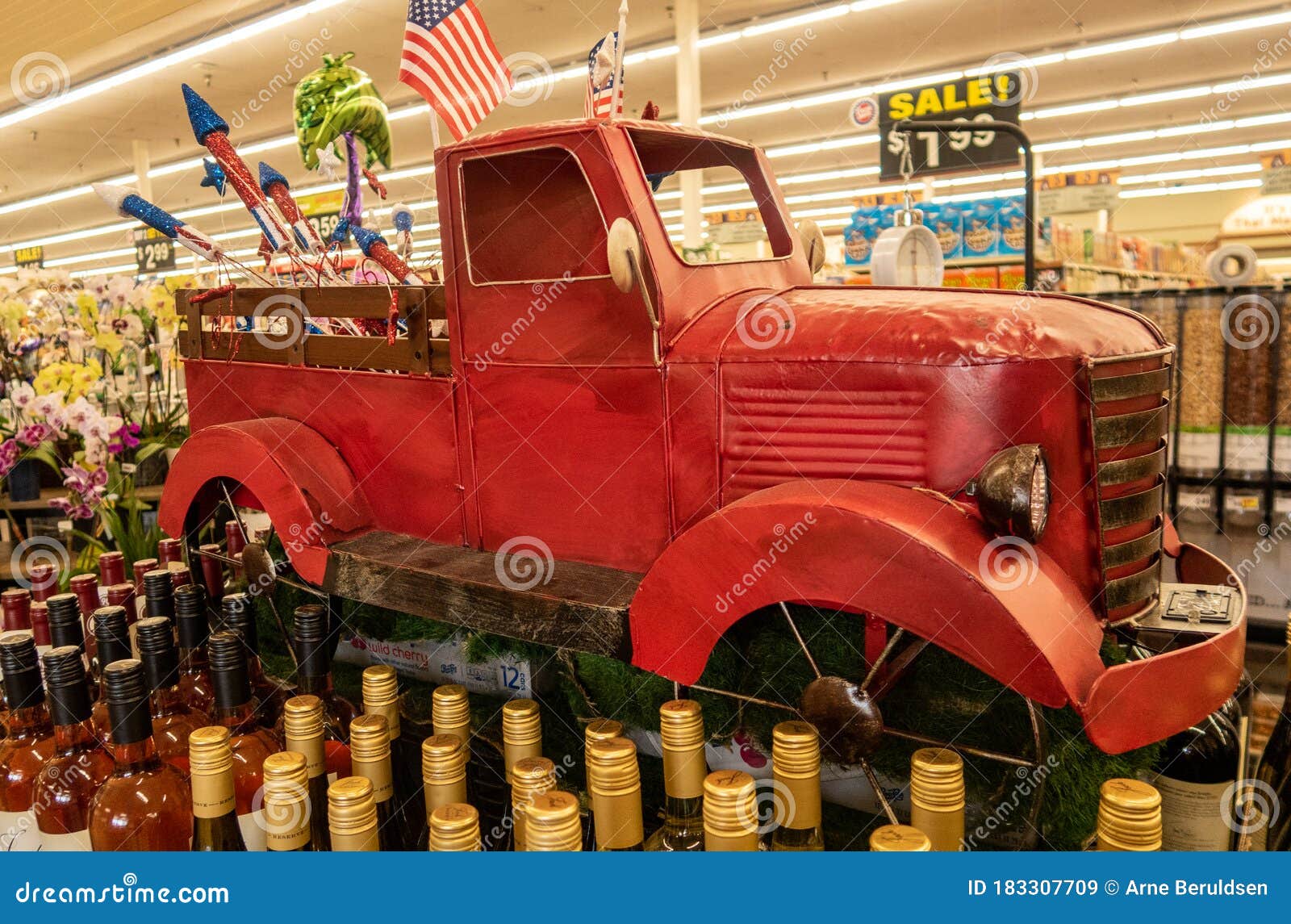 July 4th Decorations editorial stock image. Image of shop - 183307709