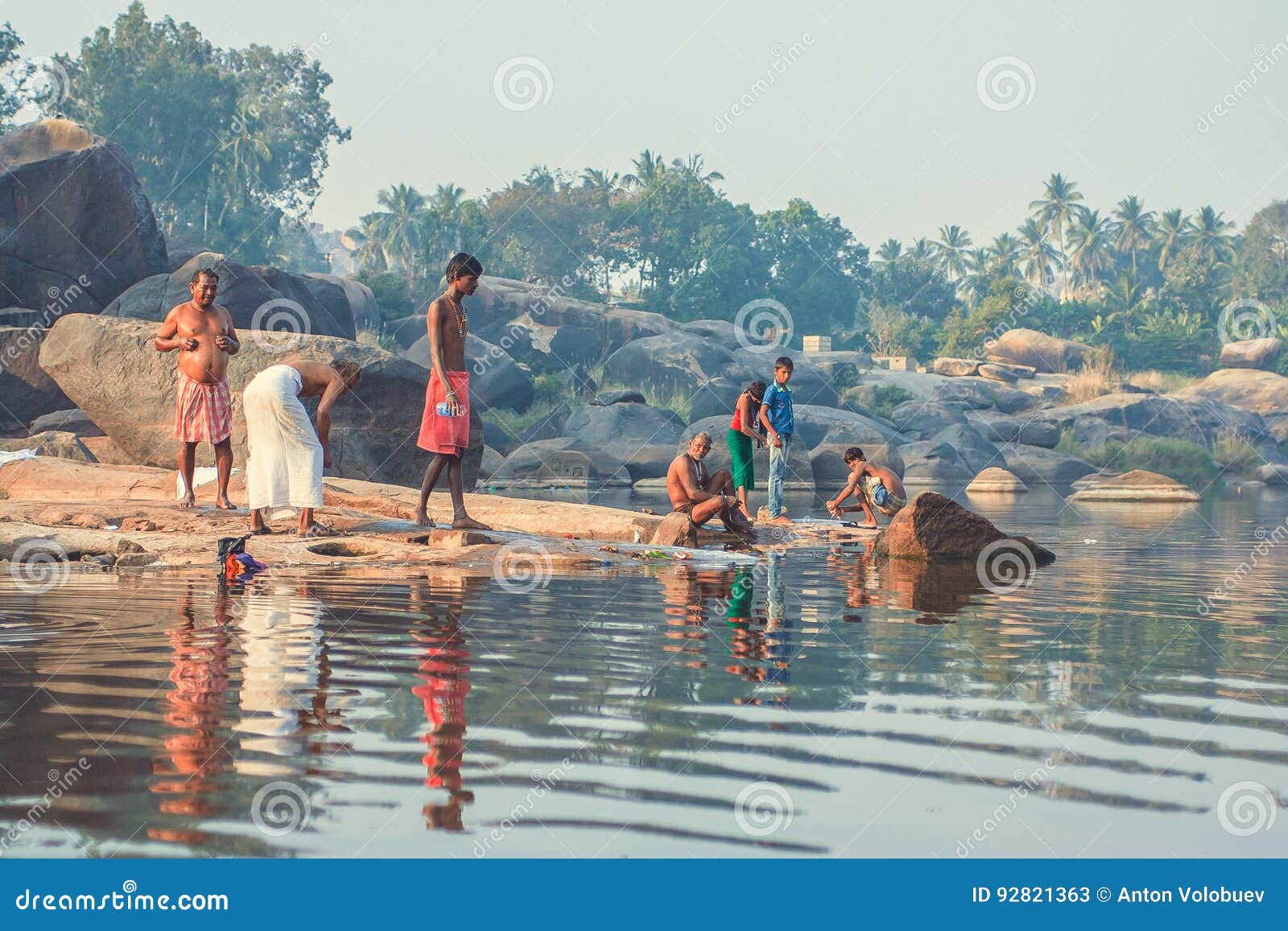 India Hampi December 22 2015 Men Wash And Wash On The River Bank