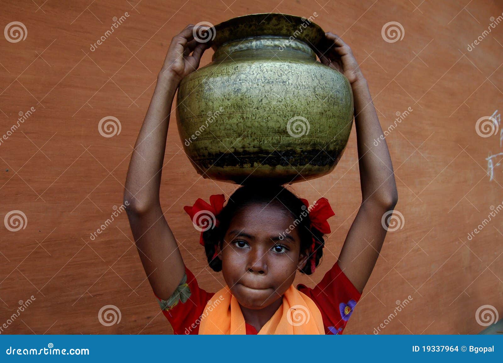Indian girl carrying water editorial stock image. Image of water - 19337964