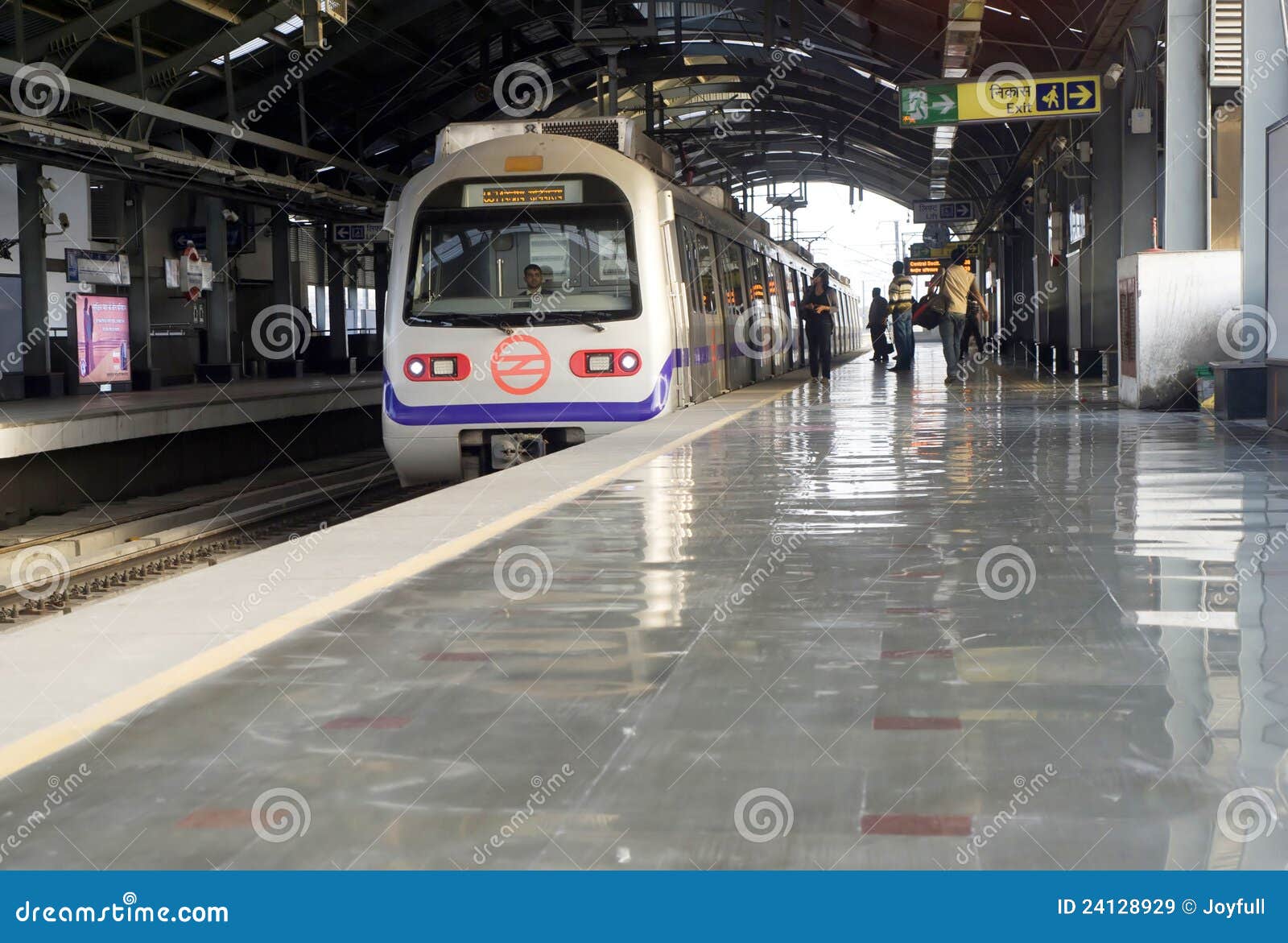 Indian Modern Metro Station Editorial Stock Image - Image of commuter ...