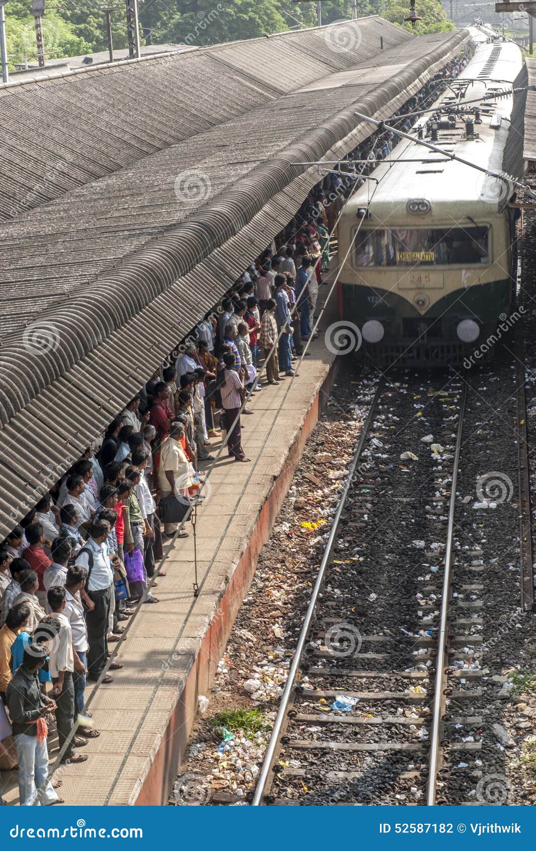 Indian suburban railway editorial photography. Image of railways - 52587182