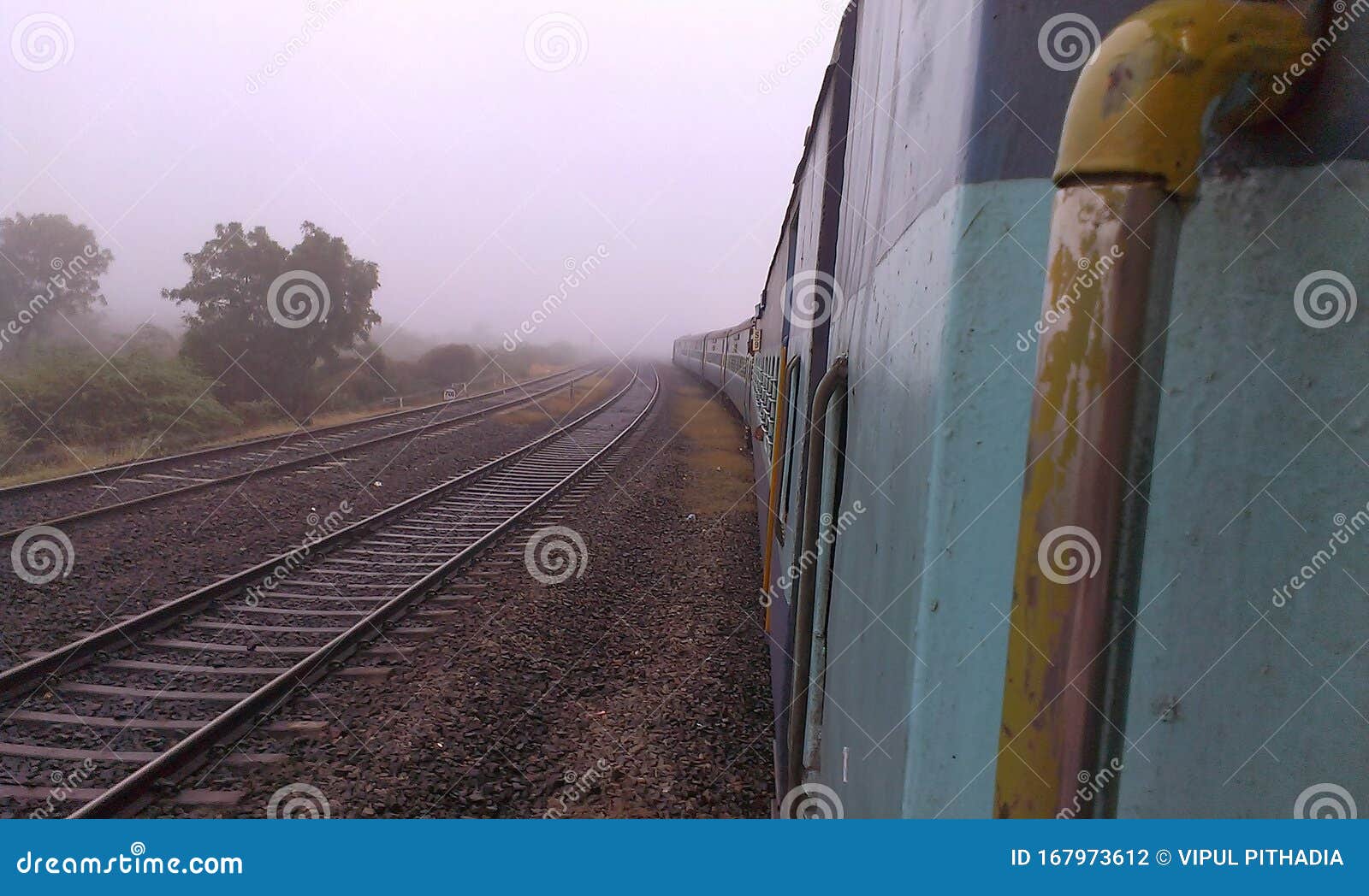 Indian Train View with Full of Fog at Morning 库存照片 - 图片 包括有 充分, 培训 ...